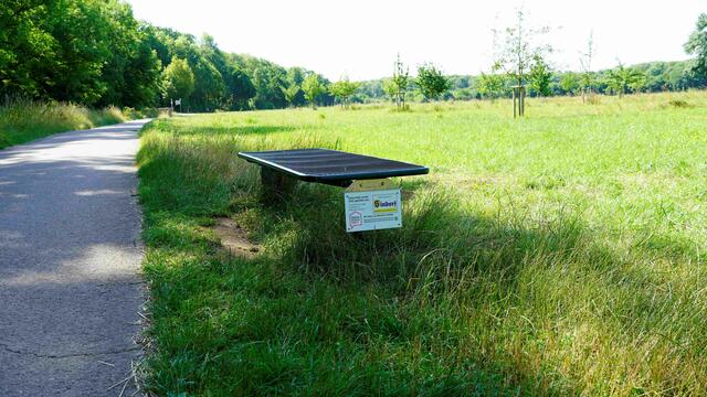 Neue Bank gespendet: Blick auf die Erft, den Wald und die Felder - Kerpen