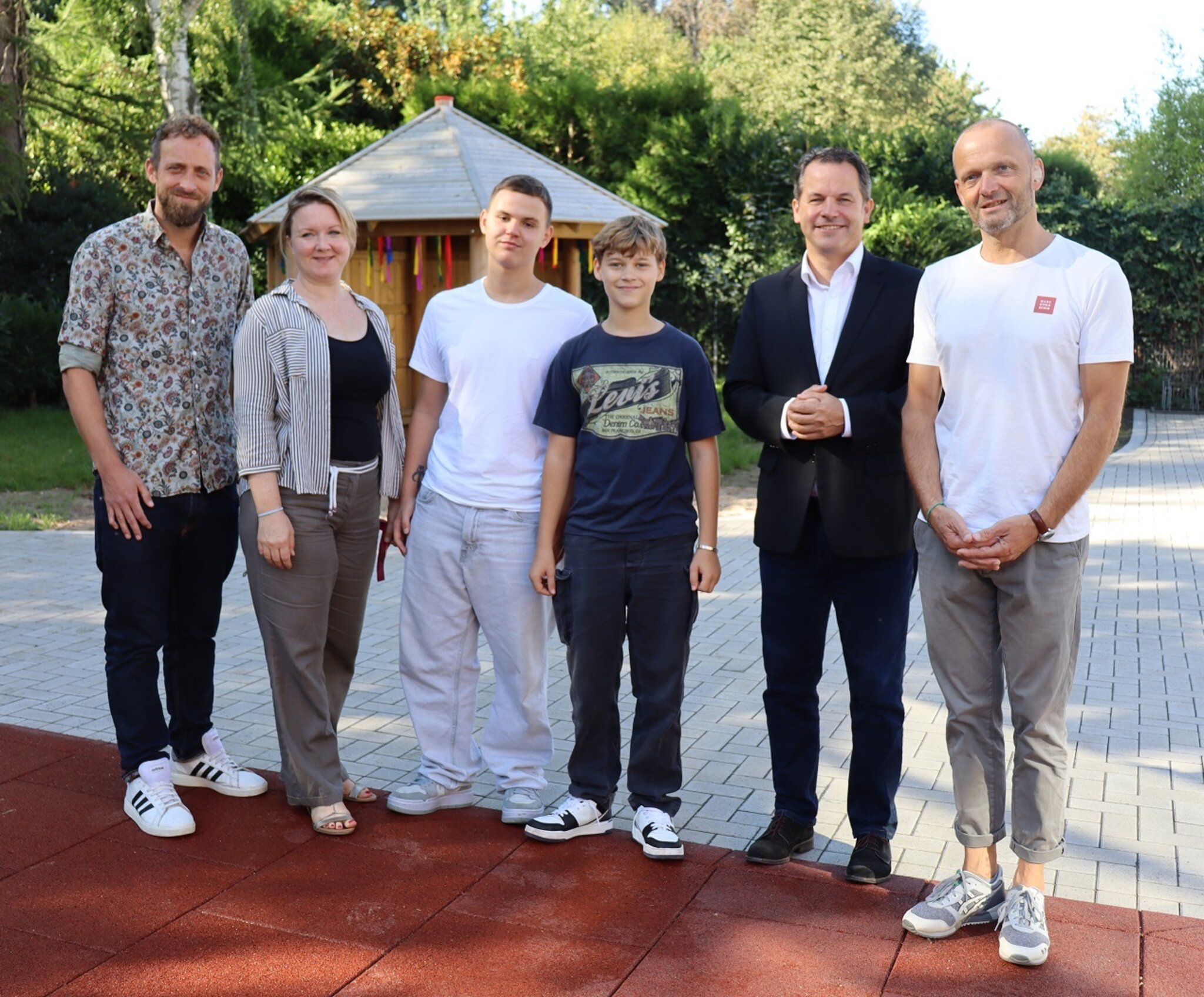 Schulhof neu gestaltet: Rotes Herzstück - Pulheim