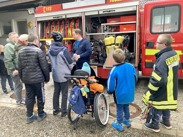 Inklusive Ferienbetreuung: Ferienspaß bei der Feuerwehr - Oberberg