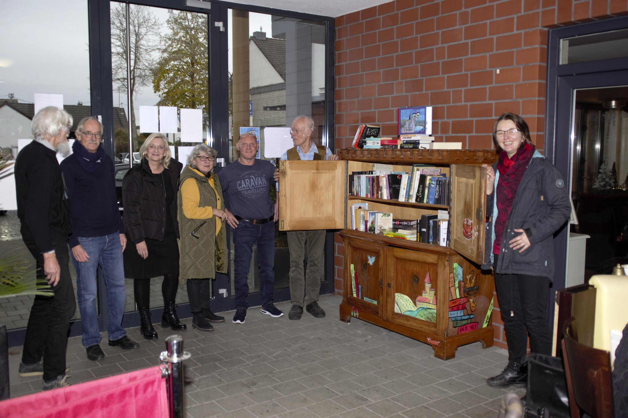 Offener Bücherschrank eröffnet: Eins rausnehmen und dabei drei gerade ...
