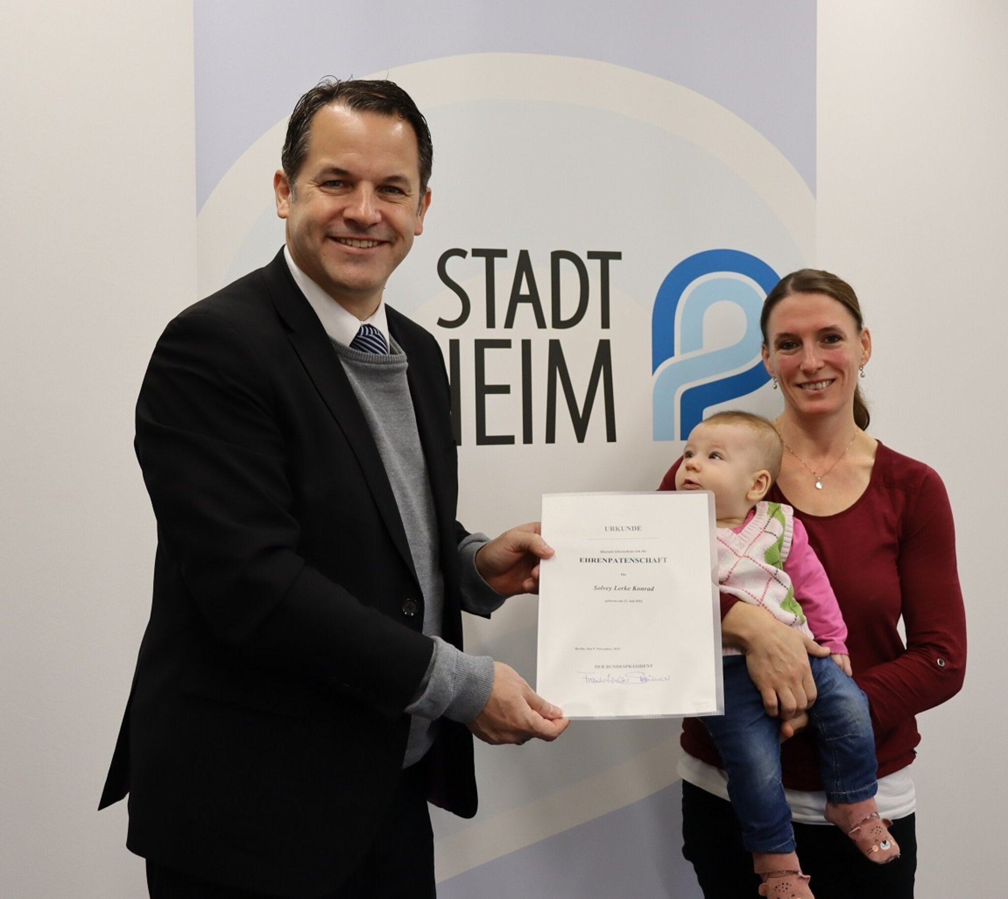 Ehrenpatenschaft: Bürgermeister überreicht Patenschaftsurkunde - Pulheim