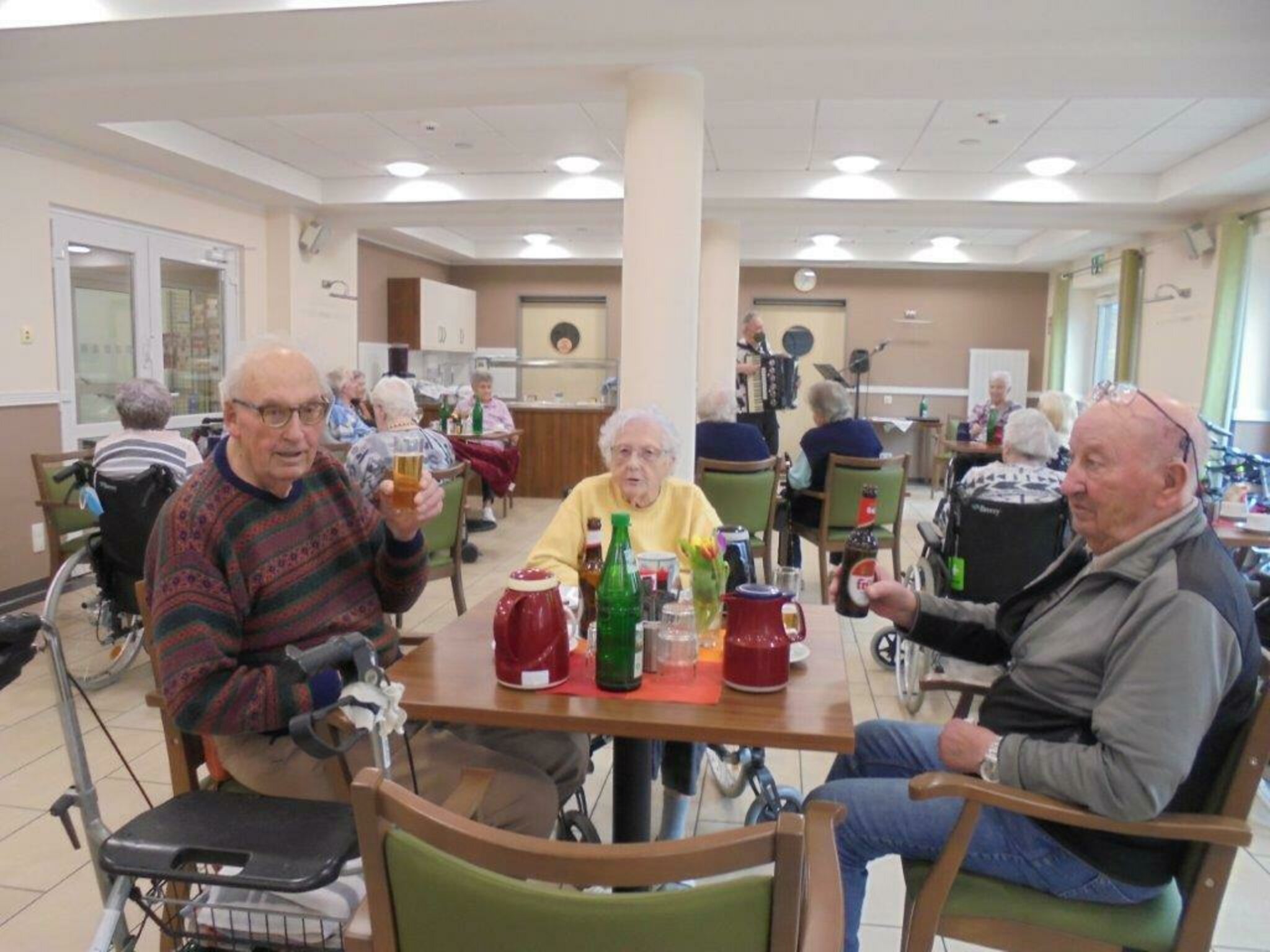 Seniorenresidenz Walter Esser: Senioren feierten buntes Frühlingsfest ...