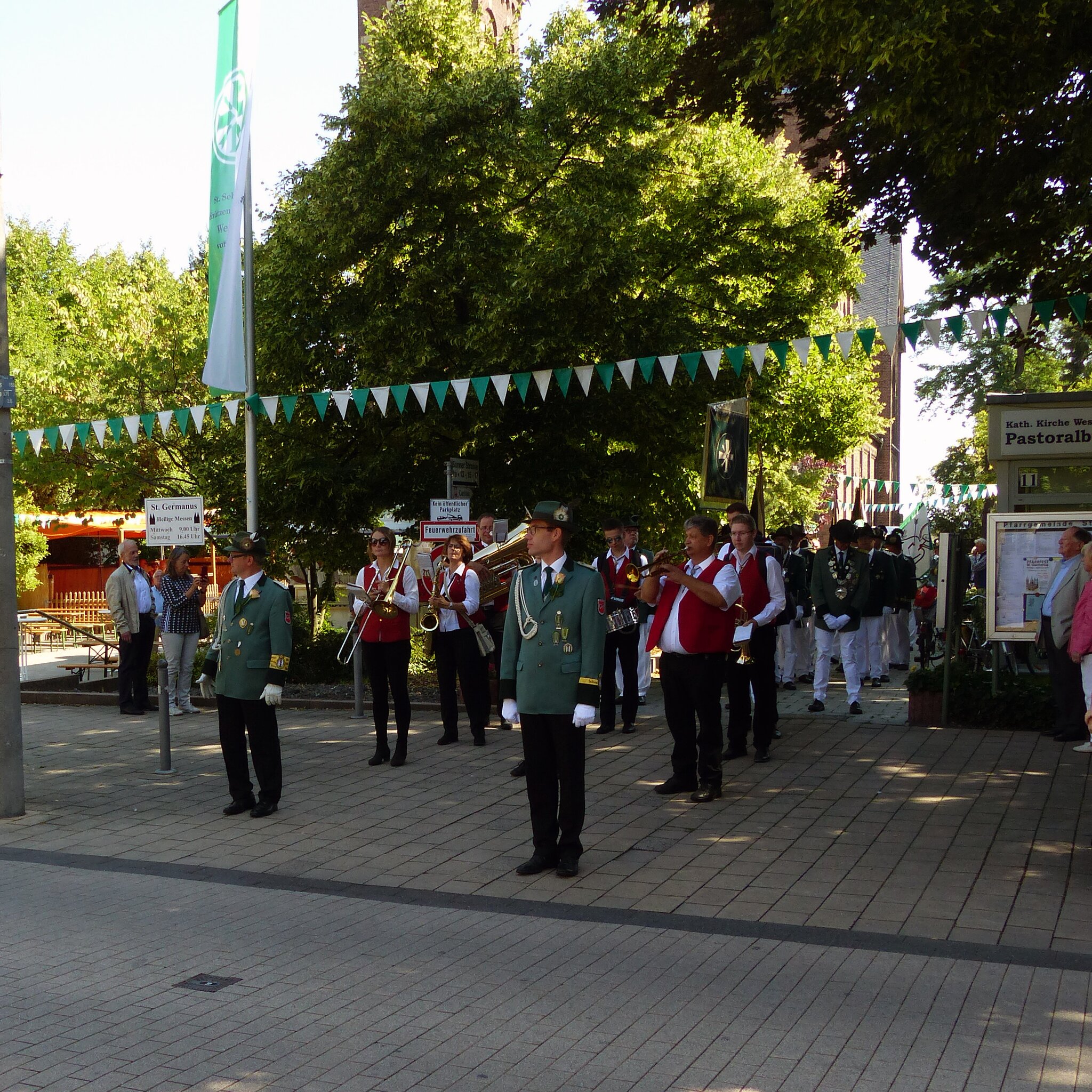 Kirchplatz St. Germanus: Schützenfest in Wesseling - Wesseling