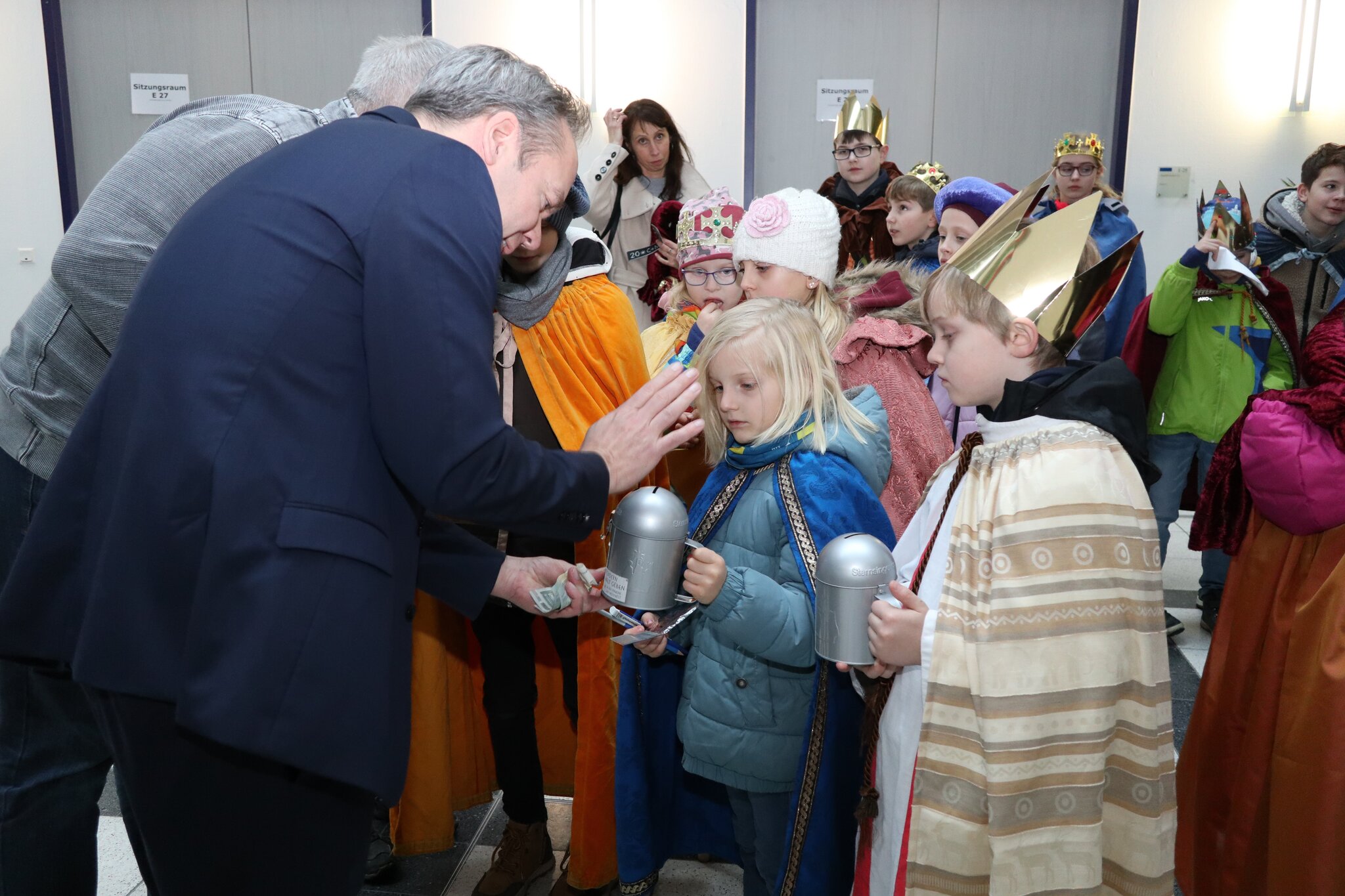 Kinder sammeln für Kinder: Sternsinger bringen Segen ins Kreishaus ...