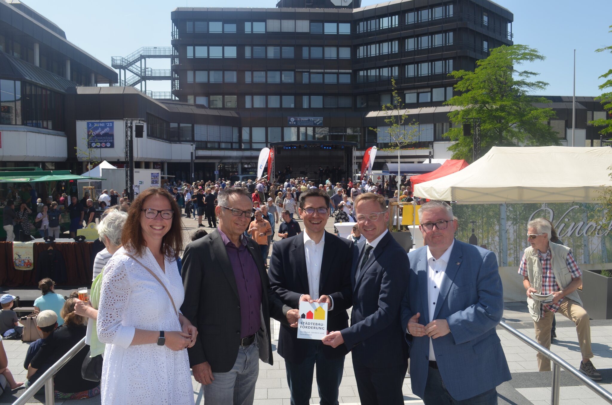 Feierliche Wiedereröffnung: Umgestaltung des Karl-Gatzweiler-Platzes ...