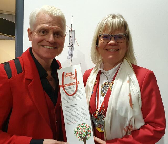 Mädchensitzung der Roten Funken: Witzige Redner und tolle Musikgruppen ...