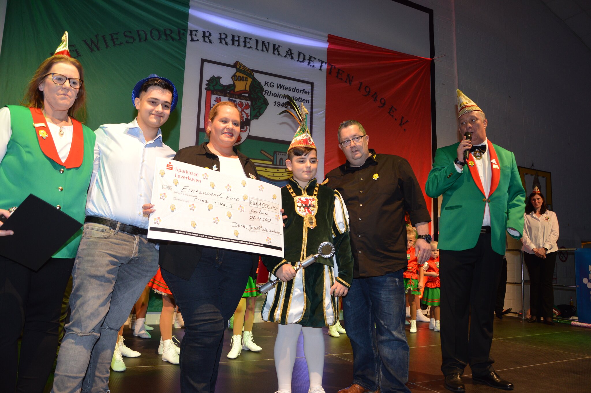 Start der Rheinkadetten: Kinderprinz Mika I. tanzt sich in die Session ...