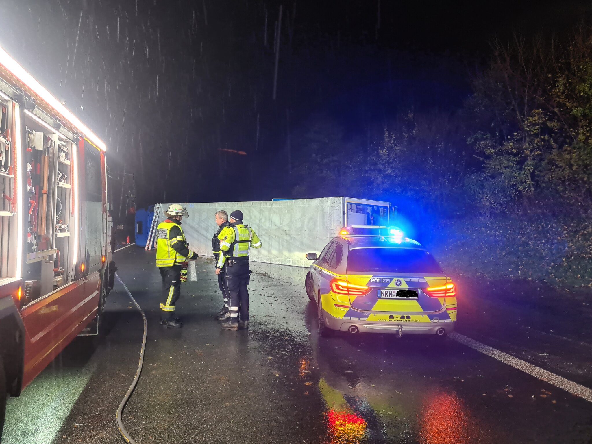 Fahrbahn nach Unfall gesperrt: Eine verletzte Person nach LKW-Unfall A61 - Bergheim