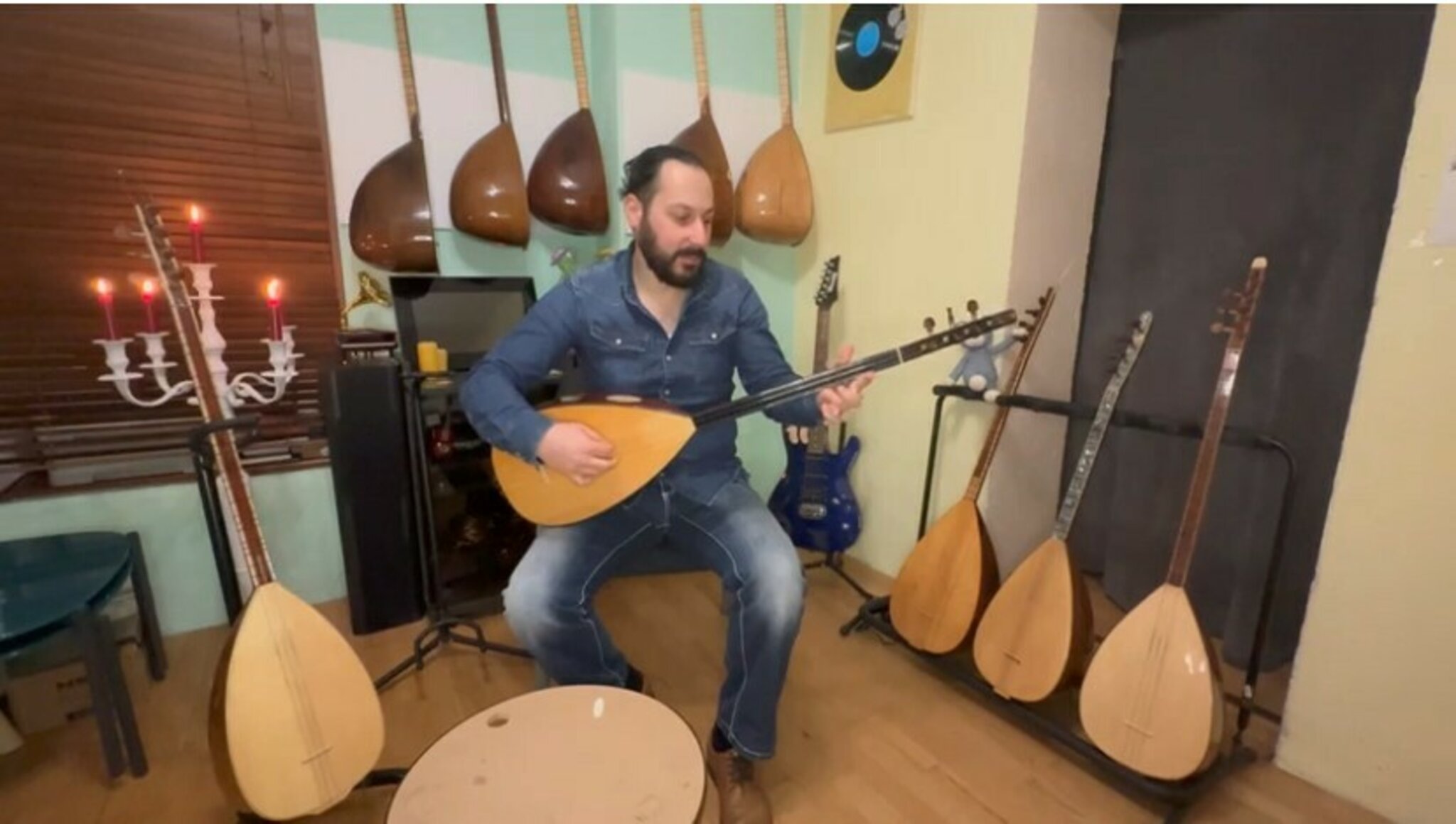 Baglama-Workshop: Dozent stellt die Baglama vor - Hürth
