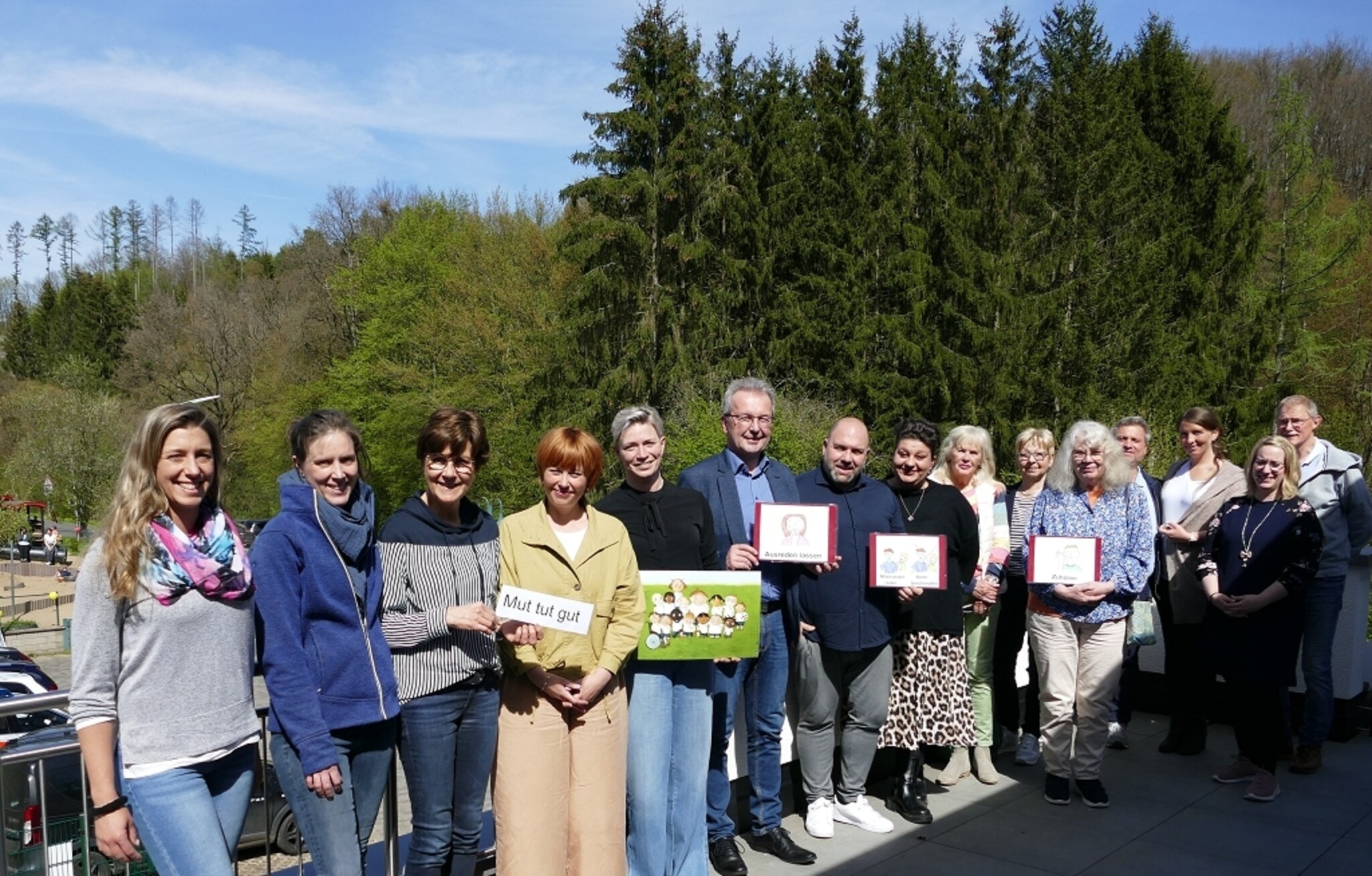 Kita Unterm Schirm: Aktion zum Tag der gewaltfreien Erziehung - Reichshof