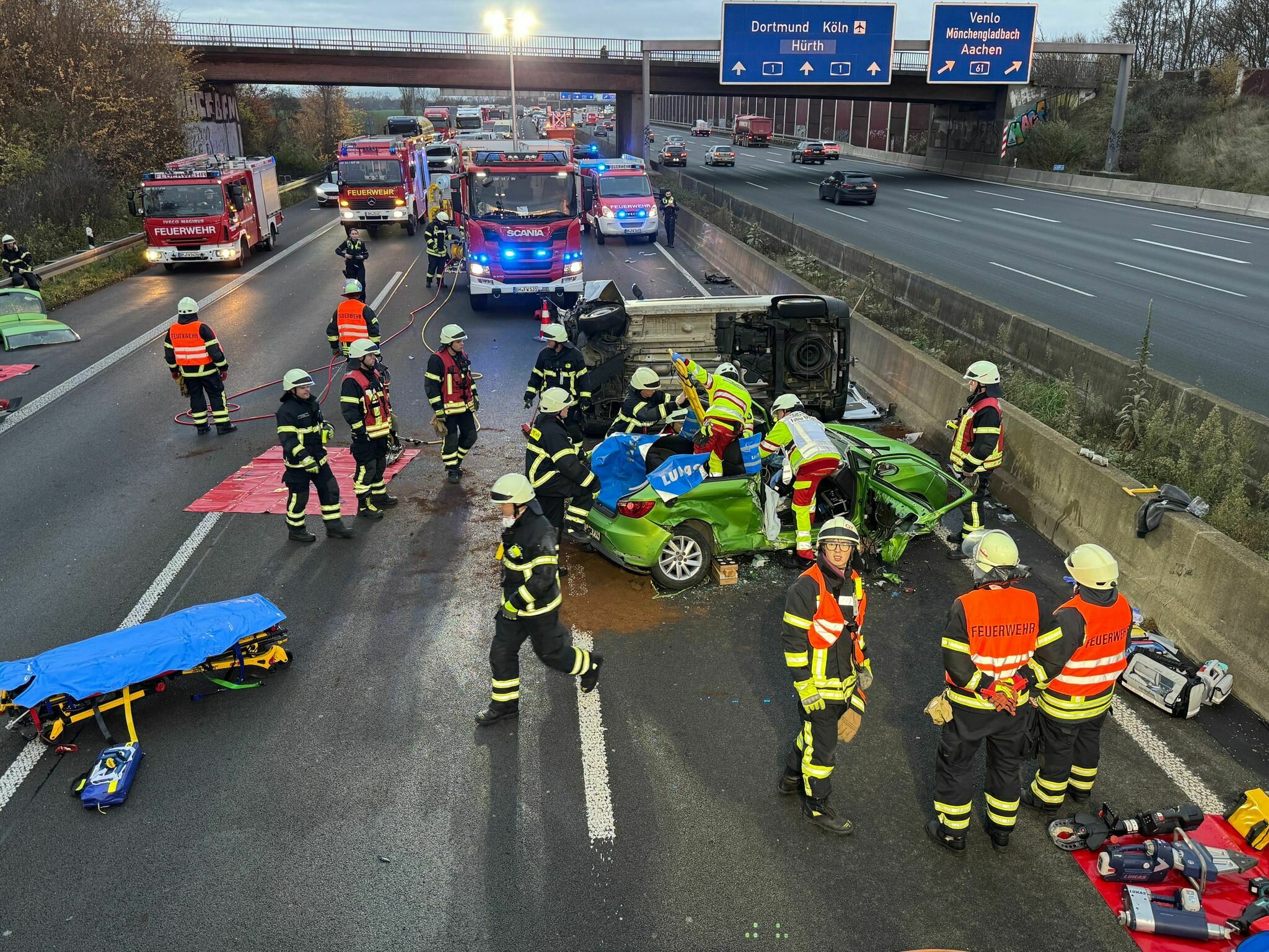 Schwerer Unfall auf der A1/A61: Sperrung am Autobahndreieck Erfttal - Erftstadt