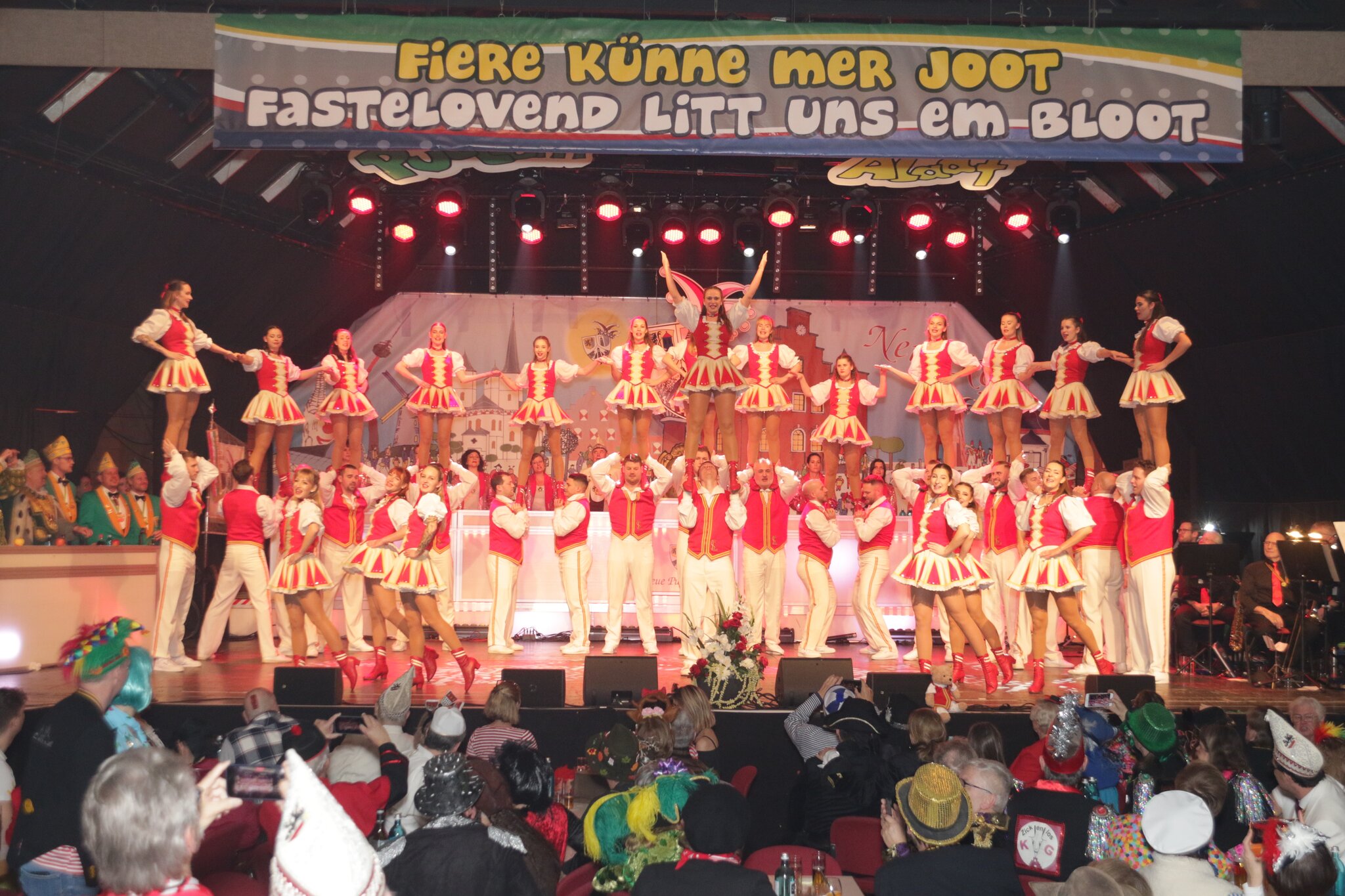 Kostümsitzung Neue Pulheimer KG: Im voll besetzten Saal wurde feste ...