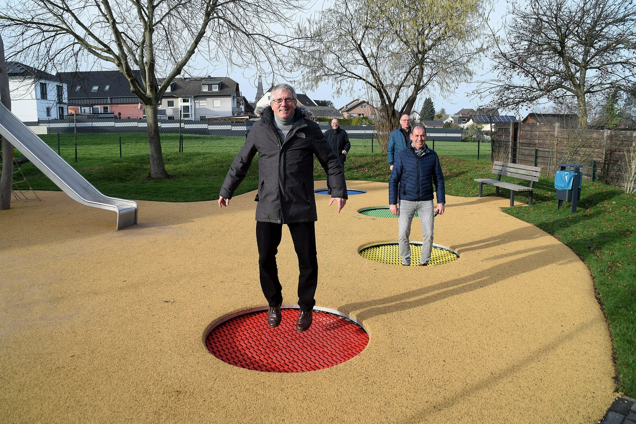 Spielplatz eröffnet: Bürgermeister im „Auf und Ab“ - Bornheim