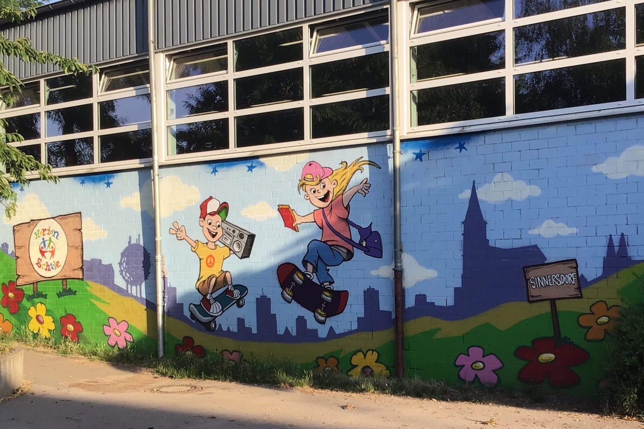 Grundschulkinder versprühen Kreativität: Fröhliches Skate-Bild auf die ...