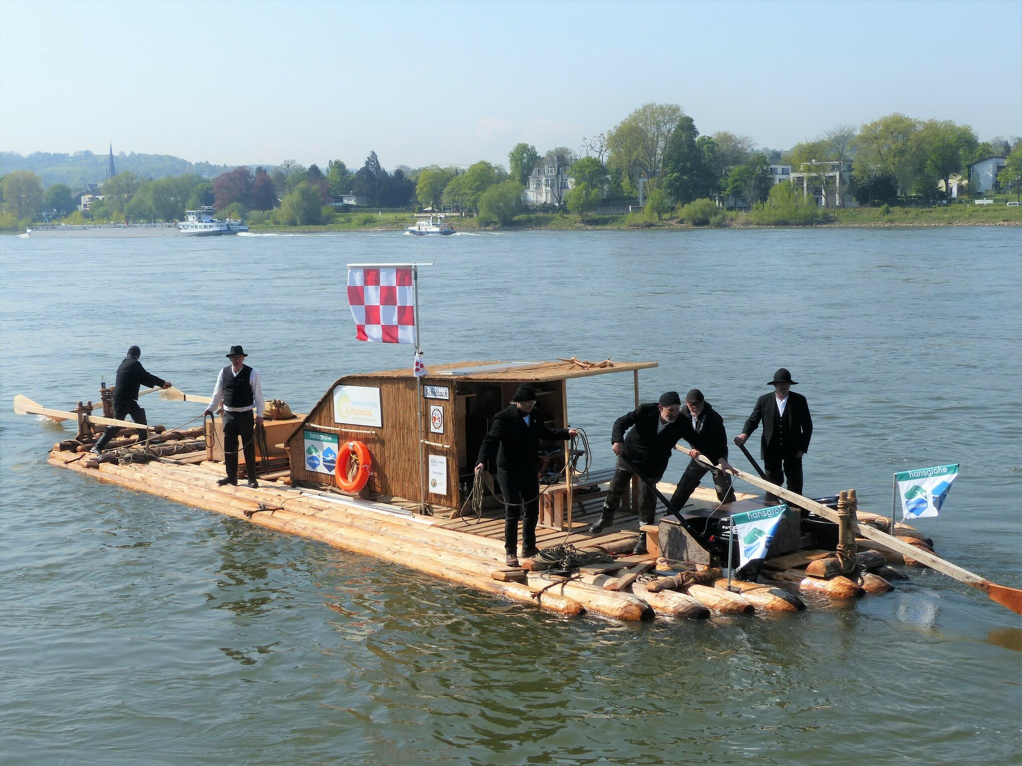 Außergewöhnlicher Besuch: Ein badisches Floß legte am Altstadtufer an ...