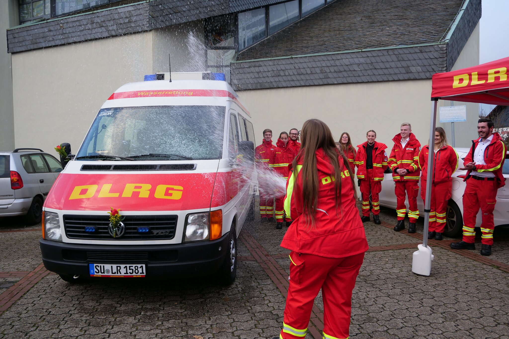 50 Jahre DLRG Siegburg: „Oma“ beim DLRG-Fest zum 50. eingesegnet - Siegburg