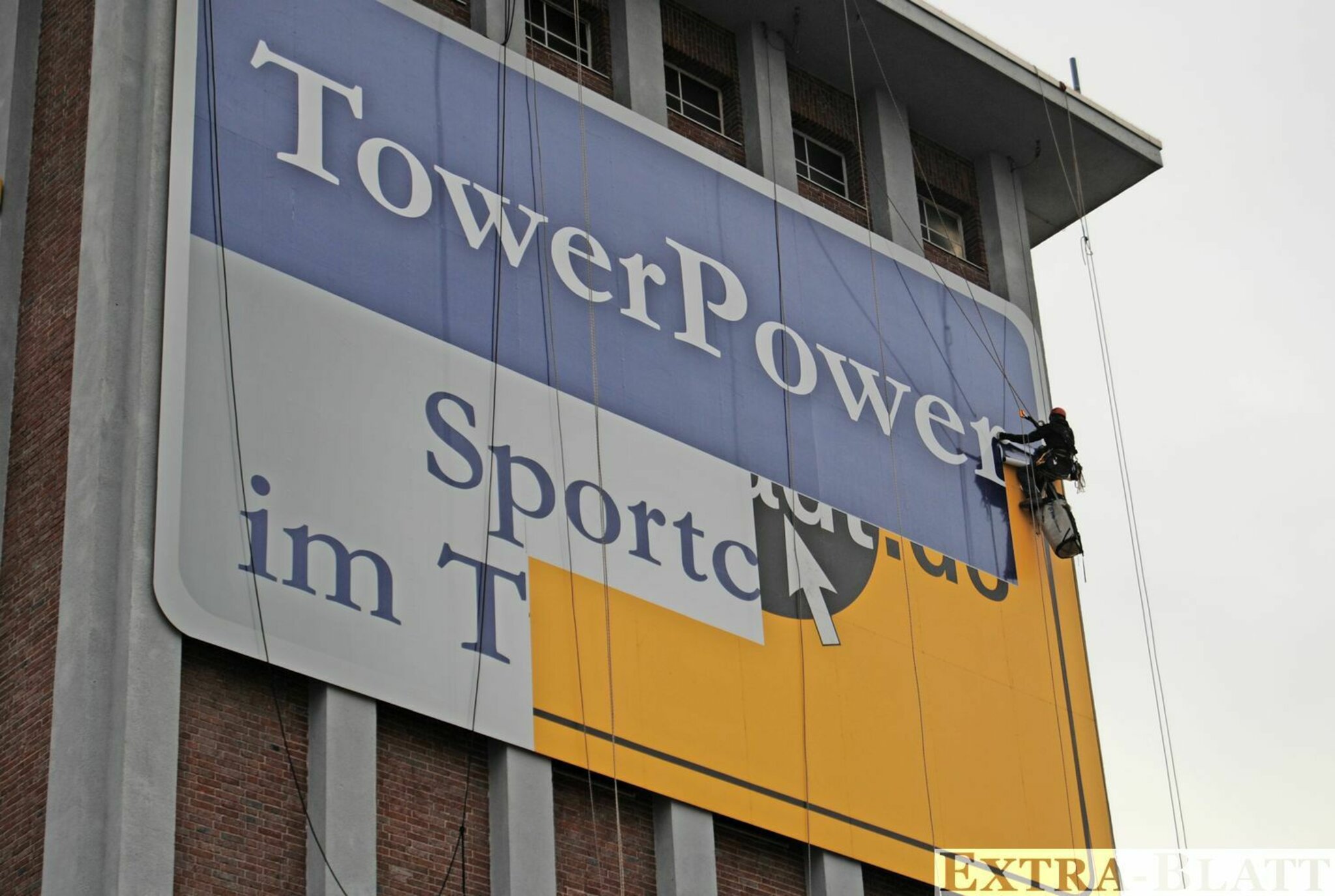 Das neue Gesicht des Turms: Spezialfirma brachte Logo vom Sportclub ...