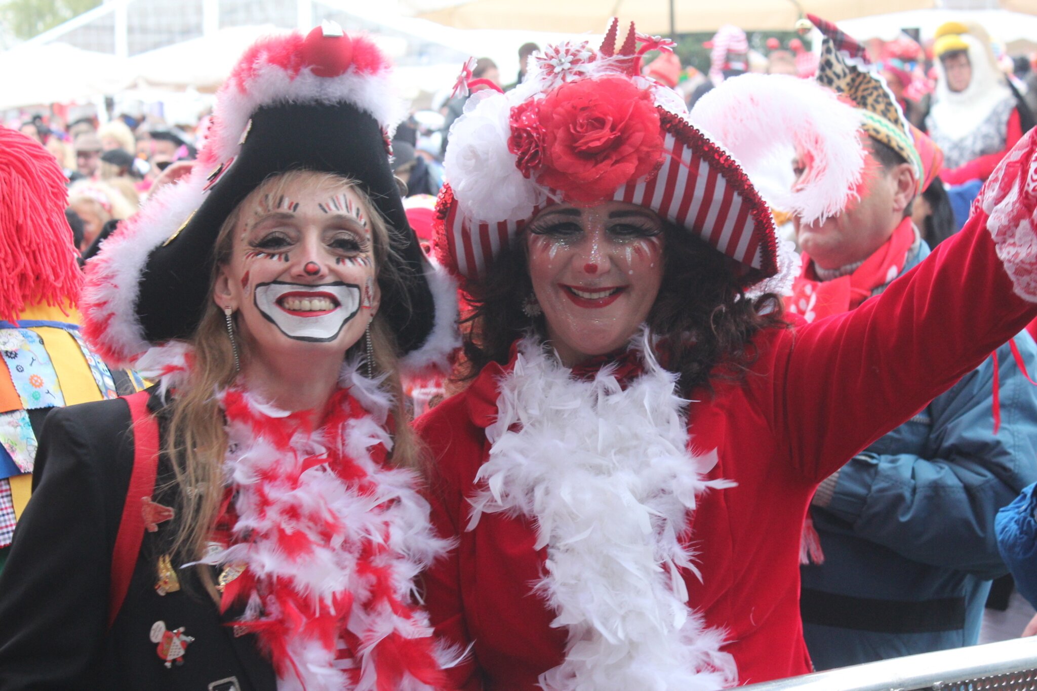Jecken feierten friedlich : Sessionseröffnung am Tanzbrunnen - Köln