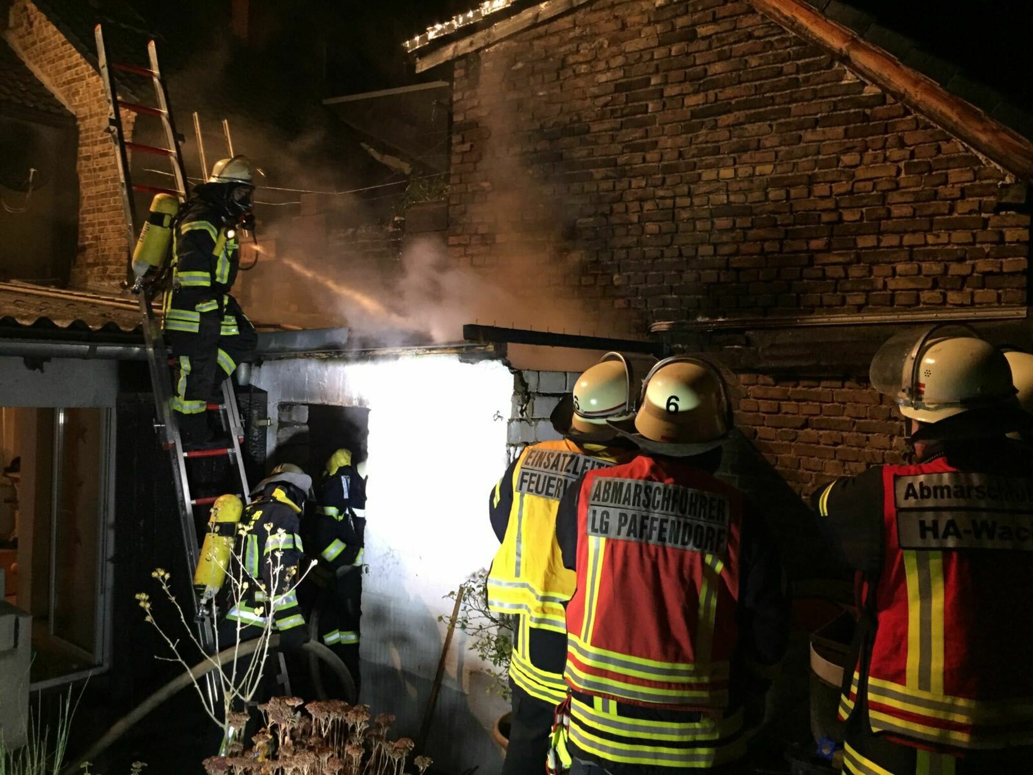 Feuerwehreinsatz in Glesch: Fünf Menschen aus brennendem Haus gerettet - Bergheim