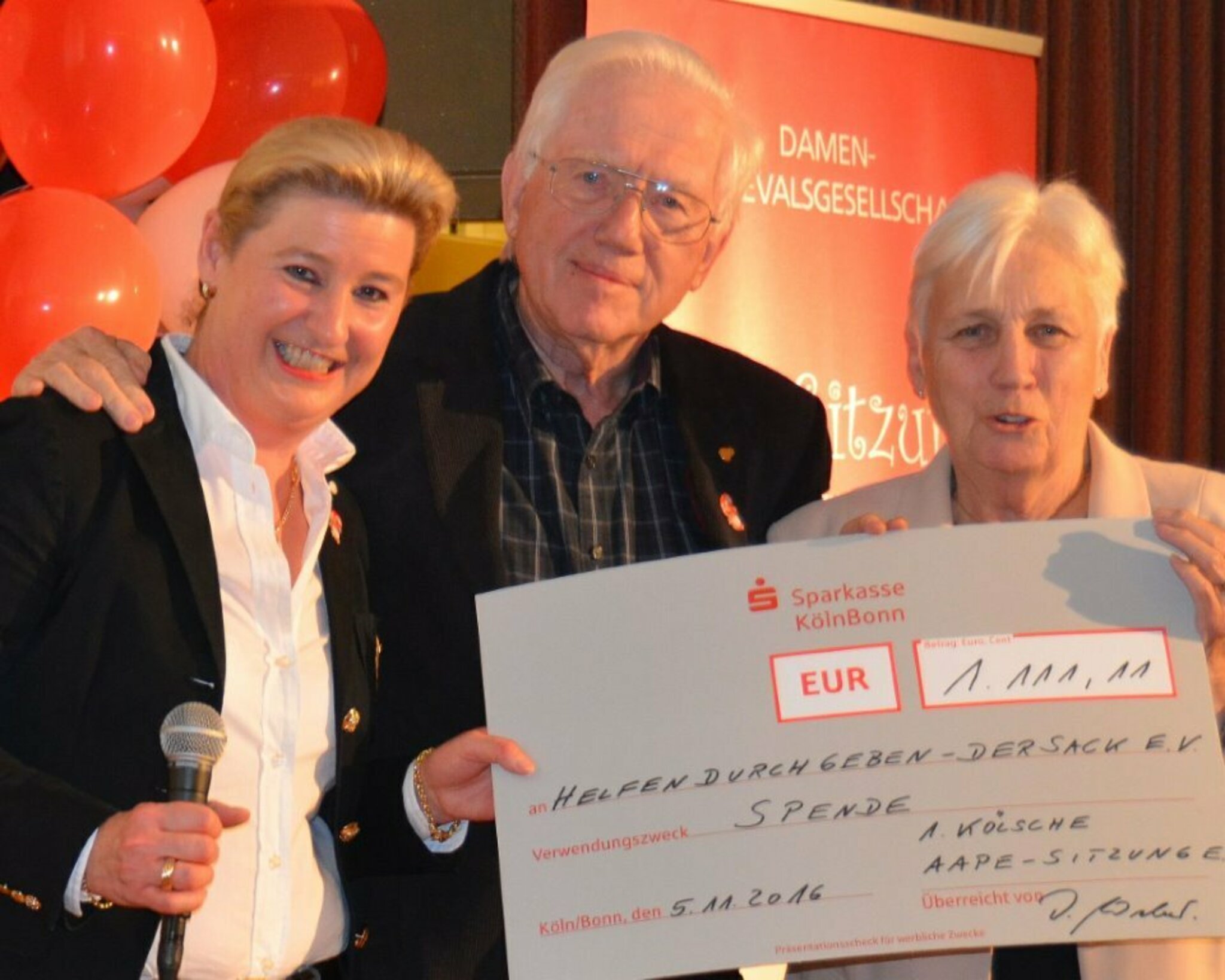 Aape-Mädcher: Scheckübergabe an „Helfen durch geben – der Sack e.V ...