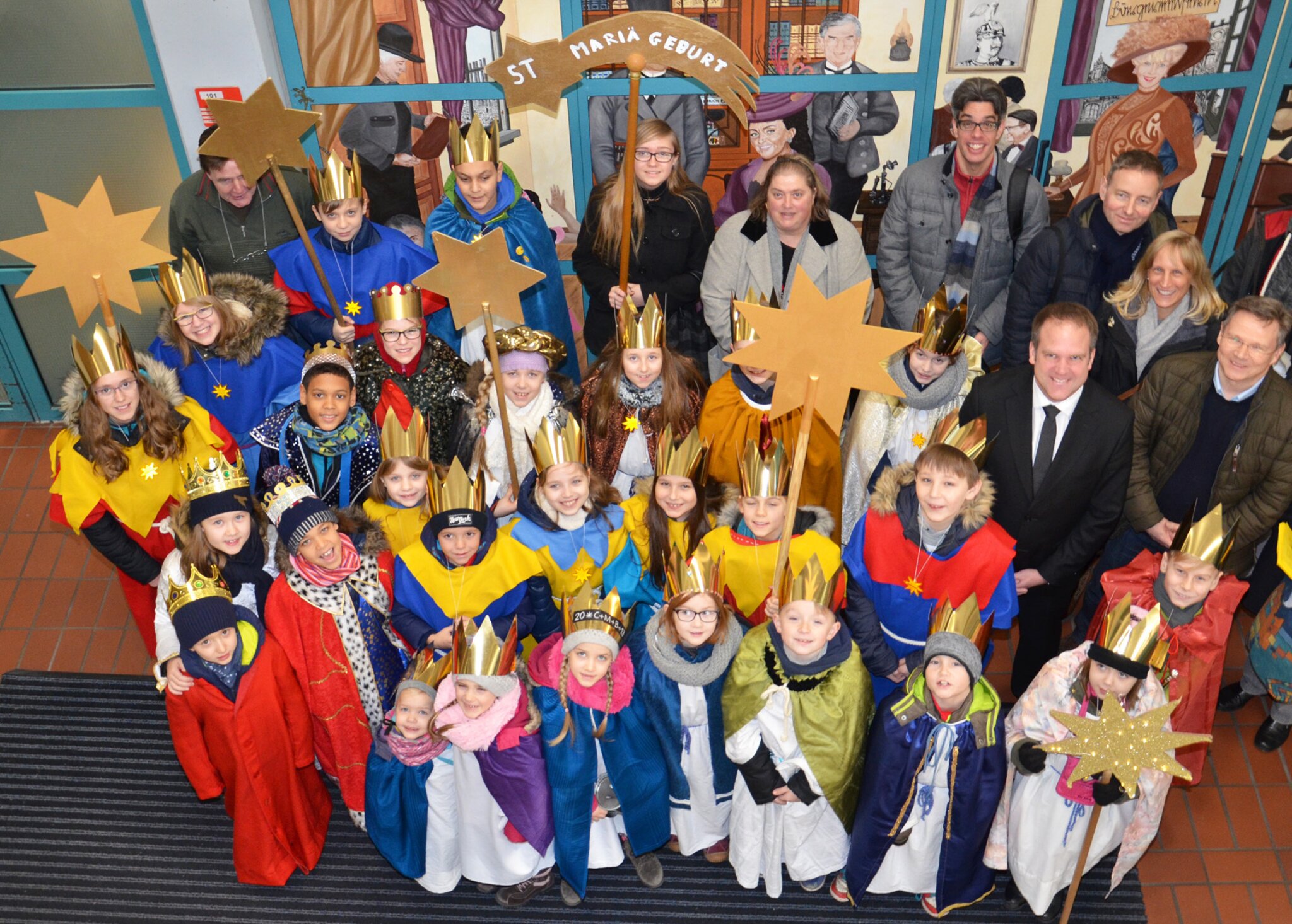 Segen für das Rathaus: Bürgermeister Dirk Breuer empfängt Sternsinger ...