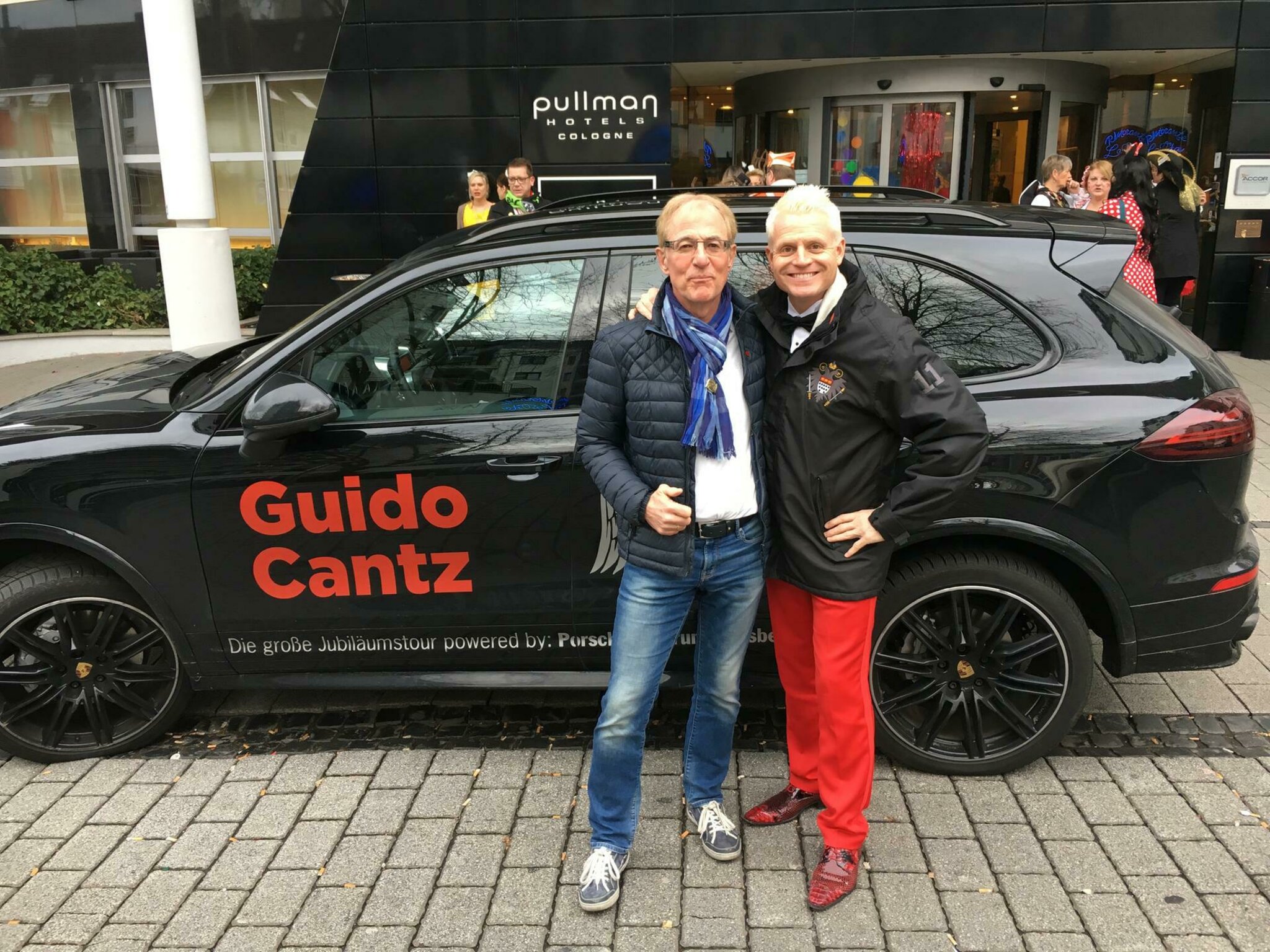 Er übergab eine Spende von 10.000 Euro: Mit Guido Cantz auf Karnevalstour - Bergisch Gladbach