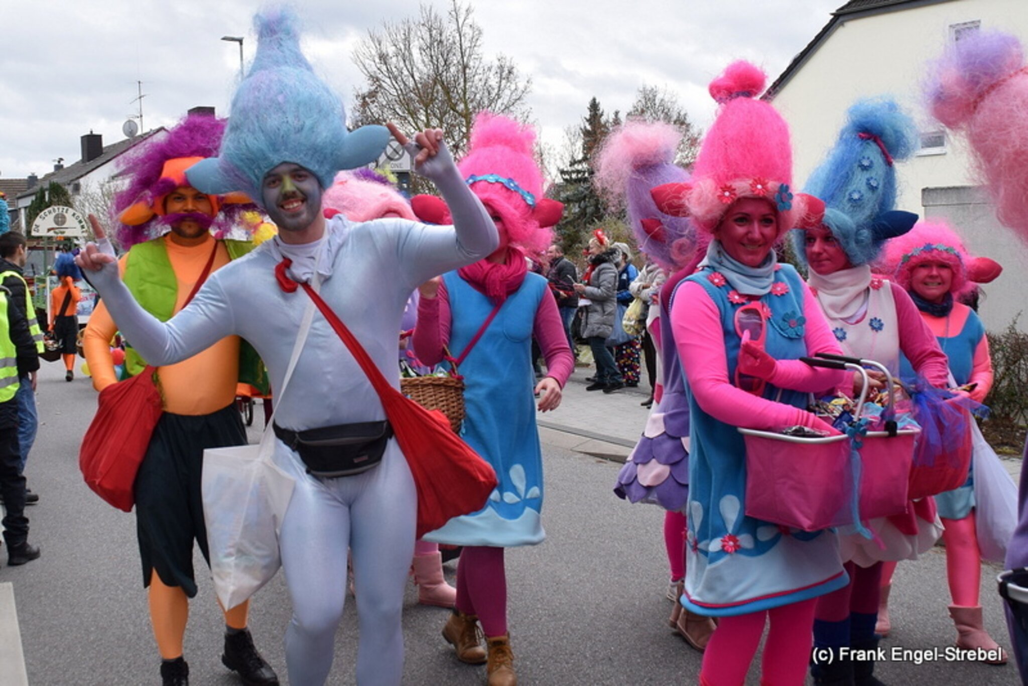 Zug Roisdorf: Trolle und Konfetti-Regen - Bornheim