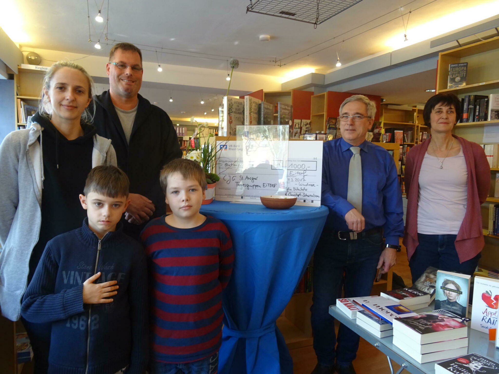 Hübsch verpackt: Kunden der Buchhandlung Windrose spenden 1000 Euro für ...