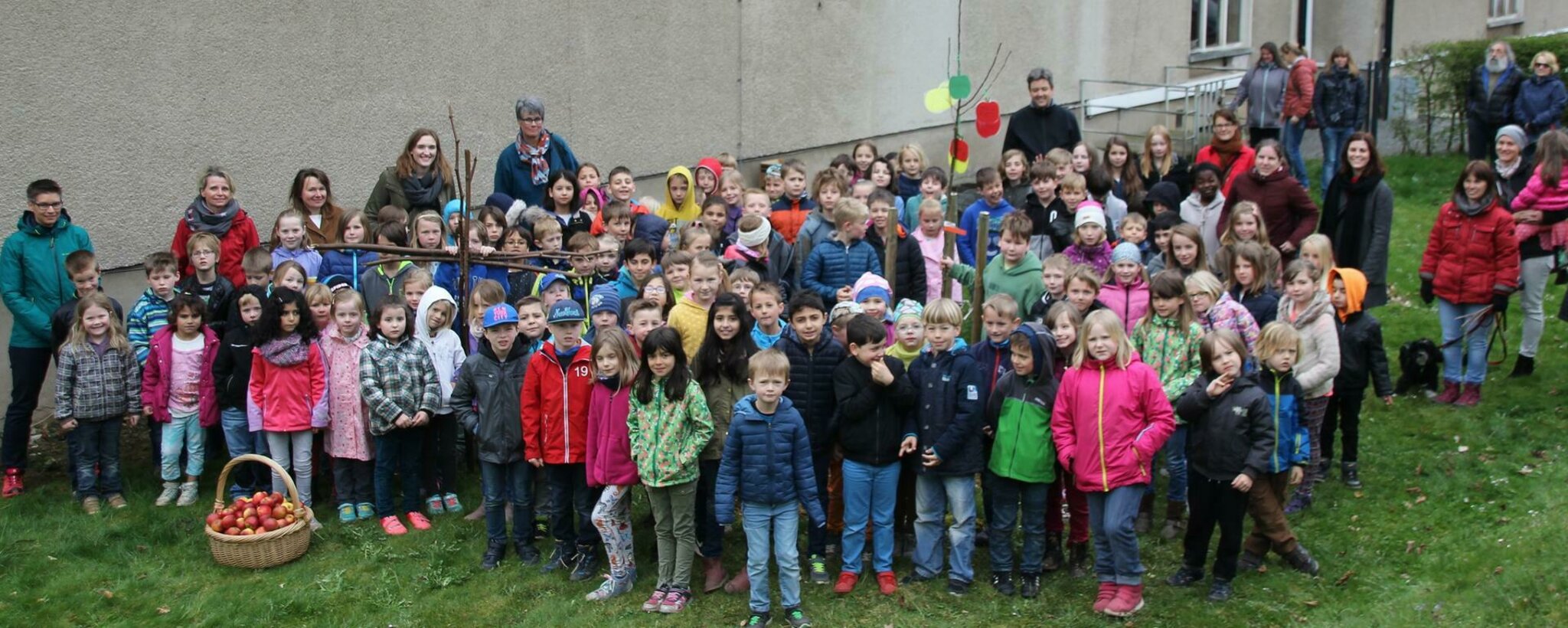 Kreuzweg der Kinder: GGS Schnellenbach pflanzt Apfelbäumchen ...