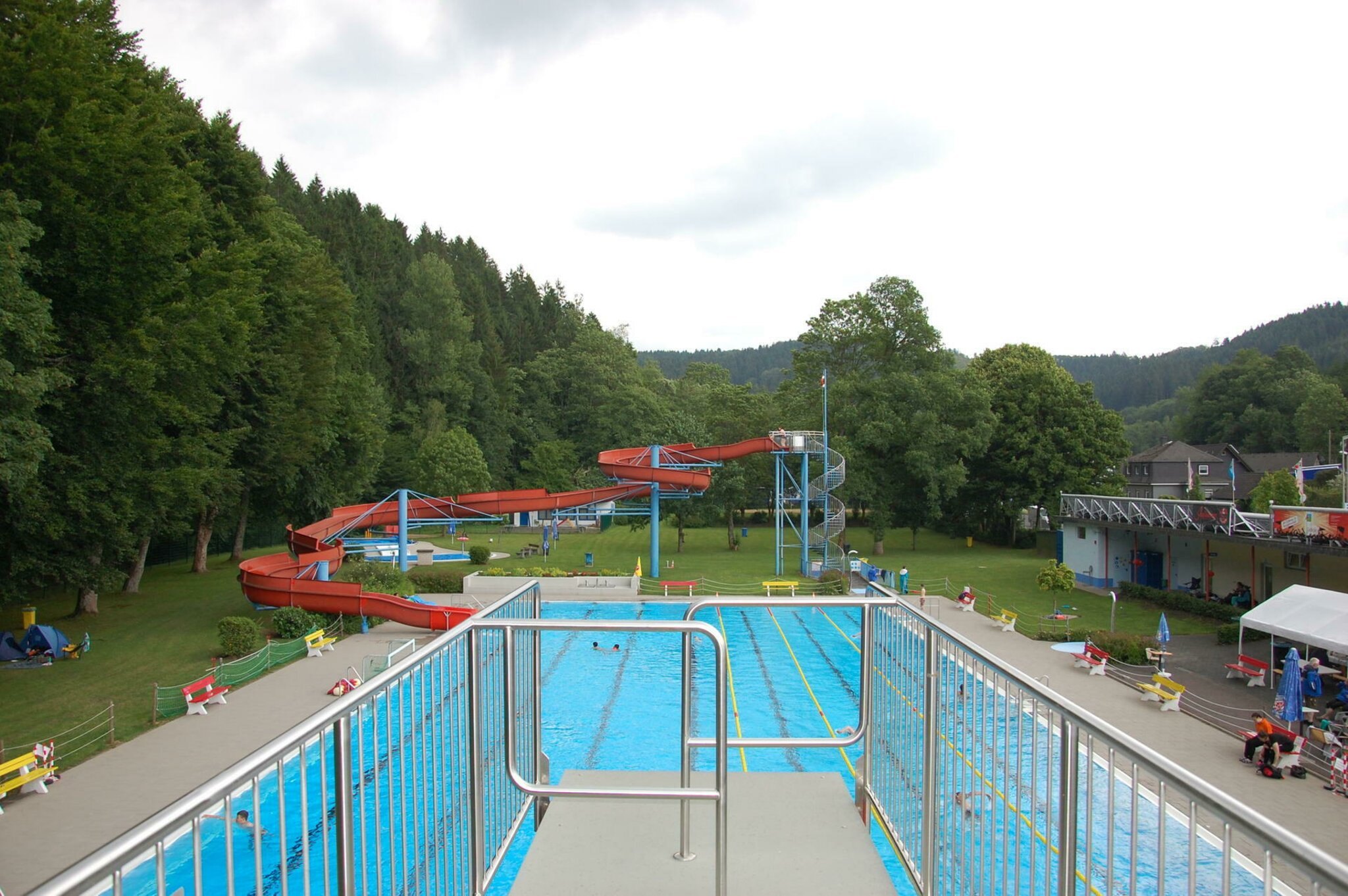 Turm, Rutsche, Beachvolleyball: Spaß im Neustädter Freibad - Bergneustadt