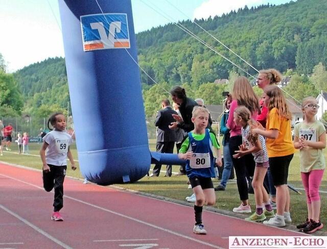 Fun and Run im Stadion: Große Resonanz beim Volksbank-Lauf