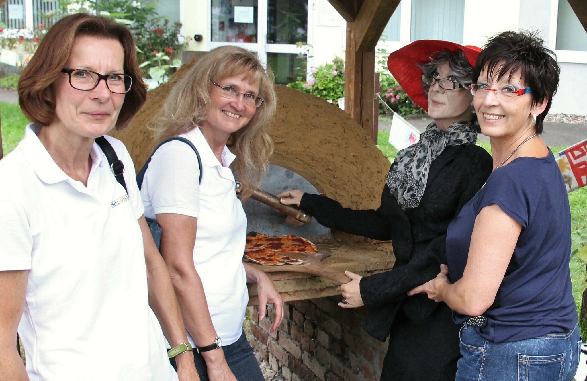 Außergewöhnliche Bauabnahme: Elfriede Schmidt muss mit - Waldbröl