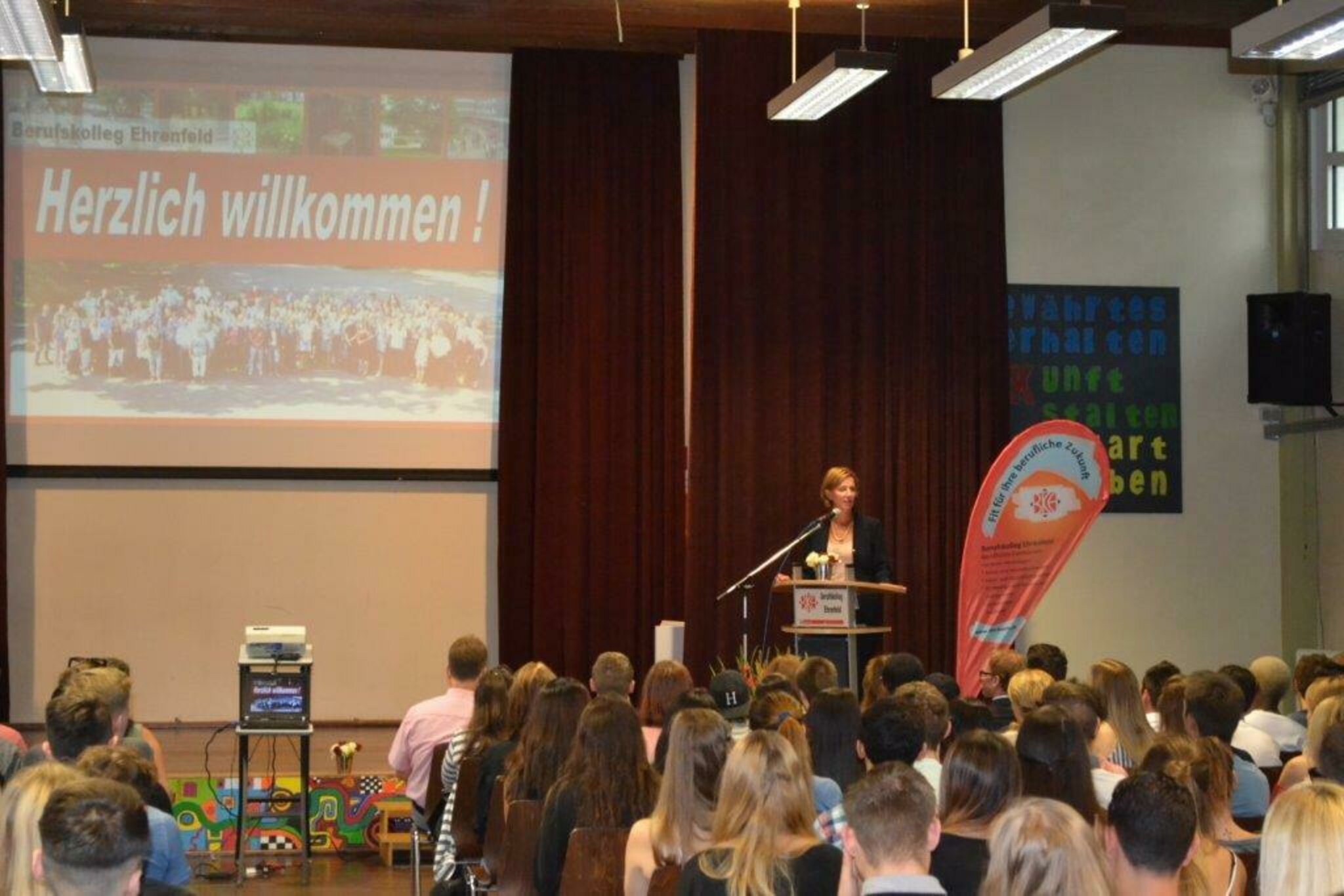 Gebauer in der Schule: Neue Schulministerin besucht das Berufskolleg ...