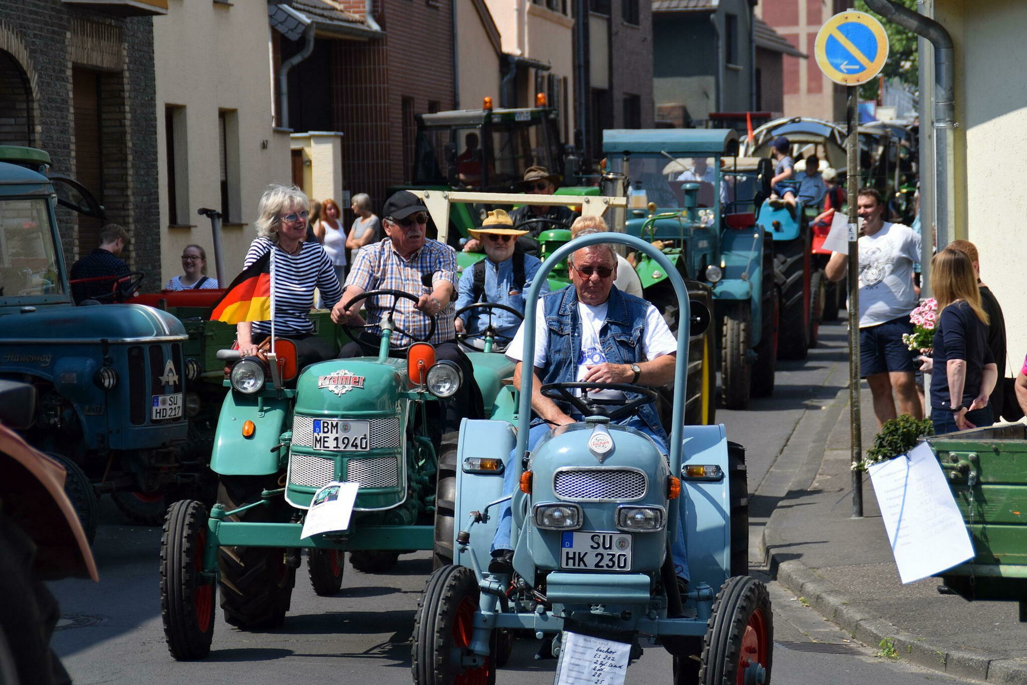 Oldtimer knatterten durch Walberberg: Traktor- und Oldtimertreffen begeisterte Besucher - Bornheim