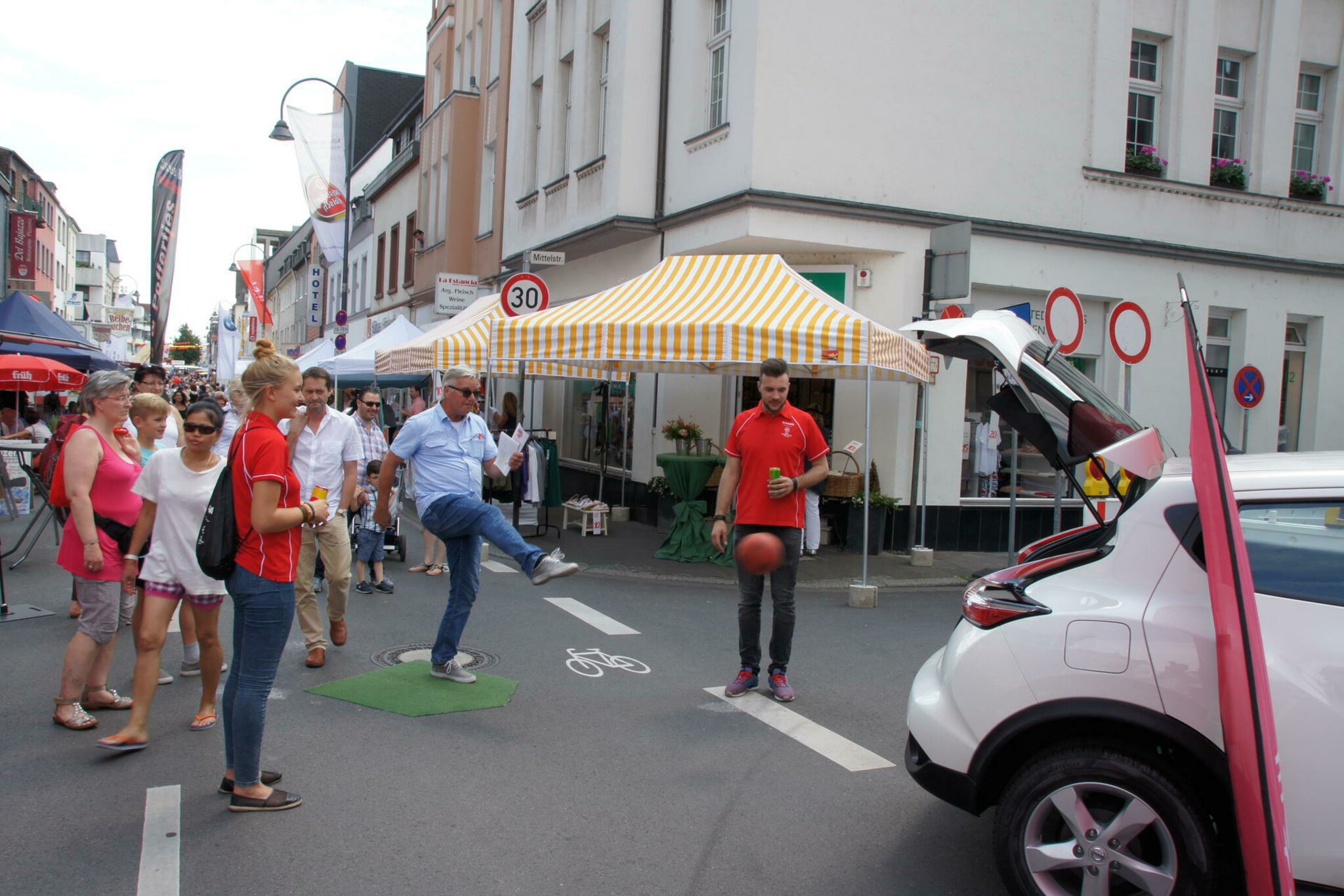 Immer noch am Ball: Rodenkirchener feiern ihre Sommertage am 7. und 8 ...
