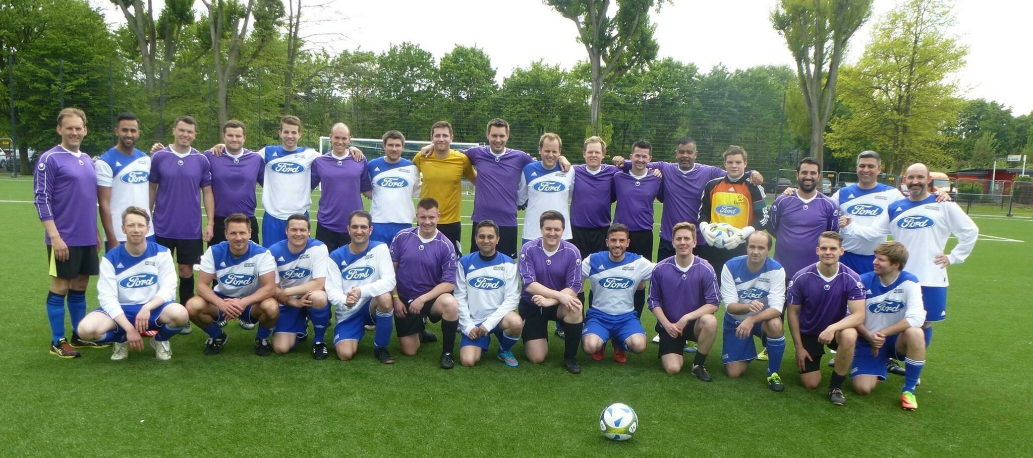 Ford- und REWE-Kicker treffen sich zum Fußball-Wettkampf: Kicken für ...