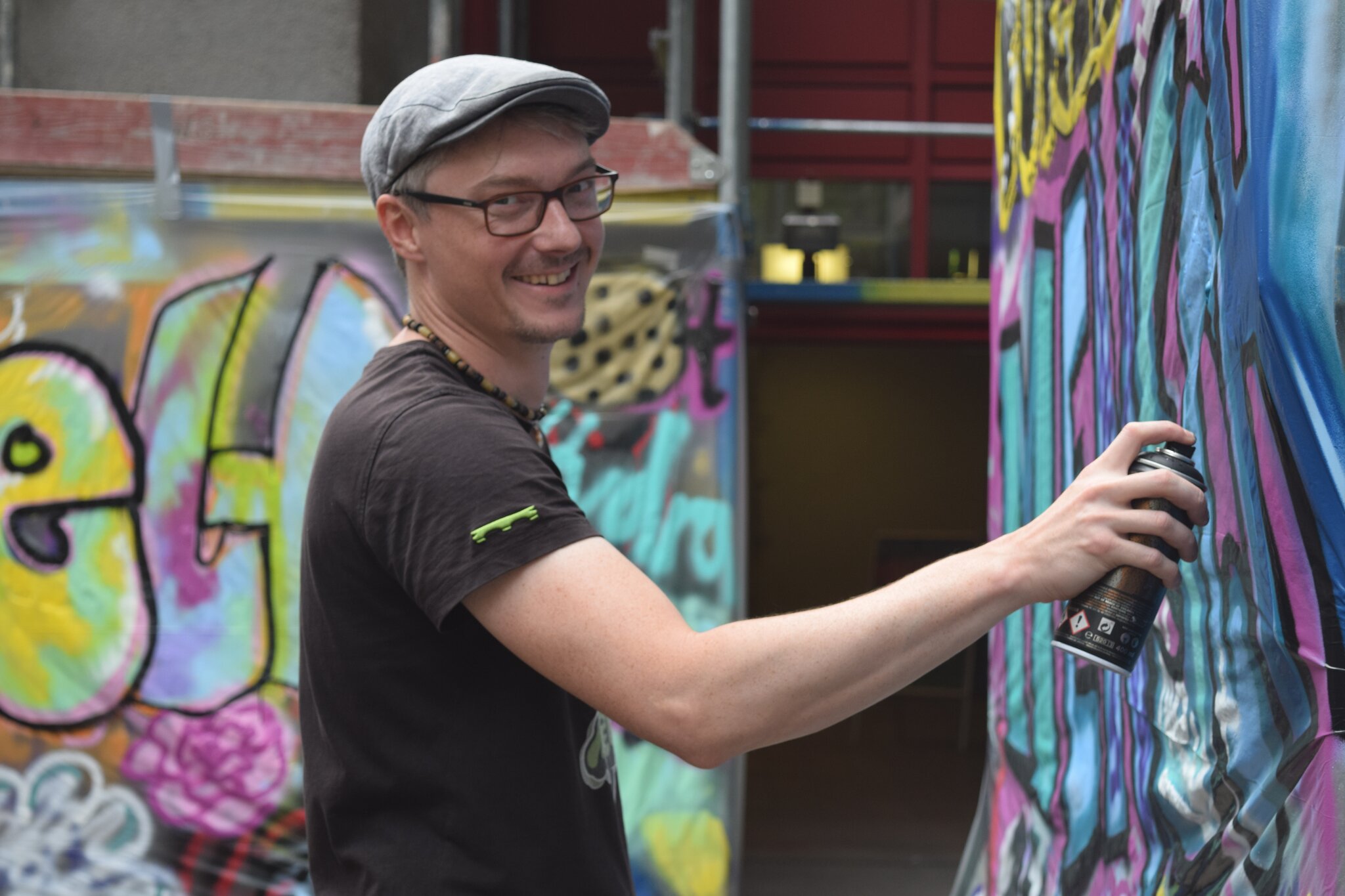 Generationsübergreifendes Graffiti-Sprühen: Ü50 sprayt zusammen mit ...