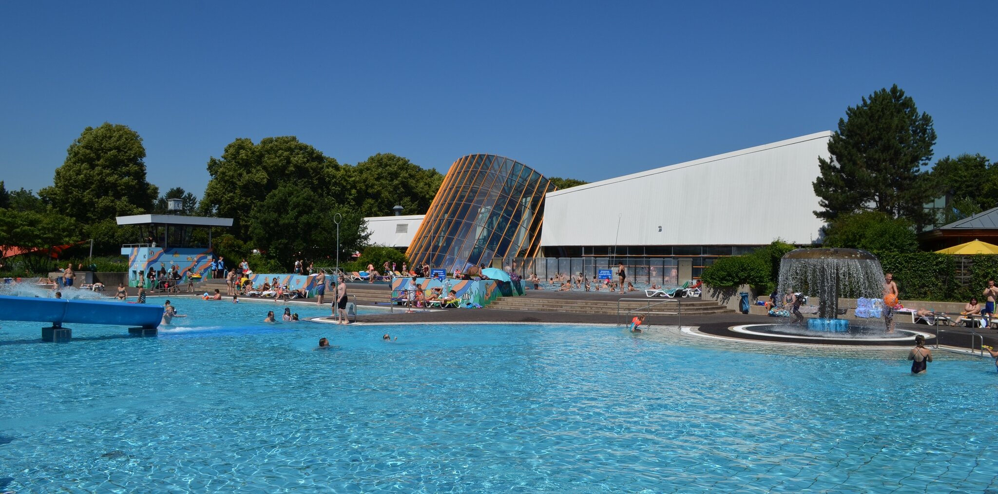 Ab ins HallenFreizeitBad: Das Bornheimer Freibad bietet Erfrischung ...