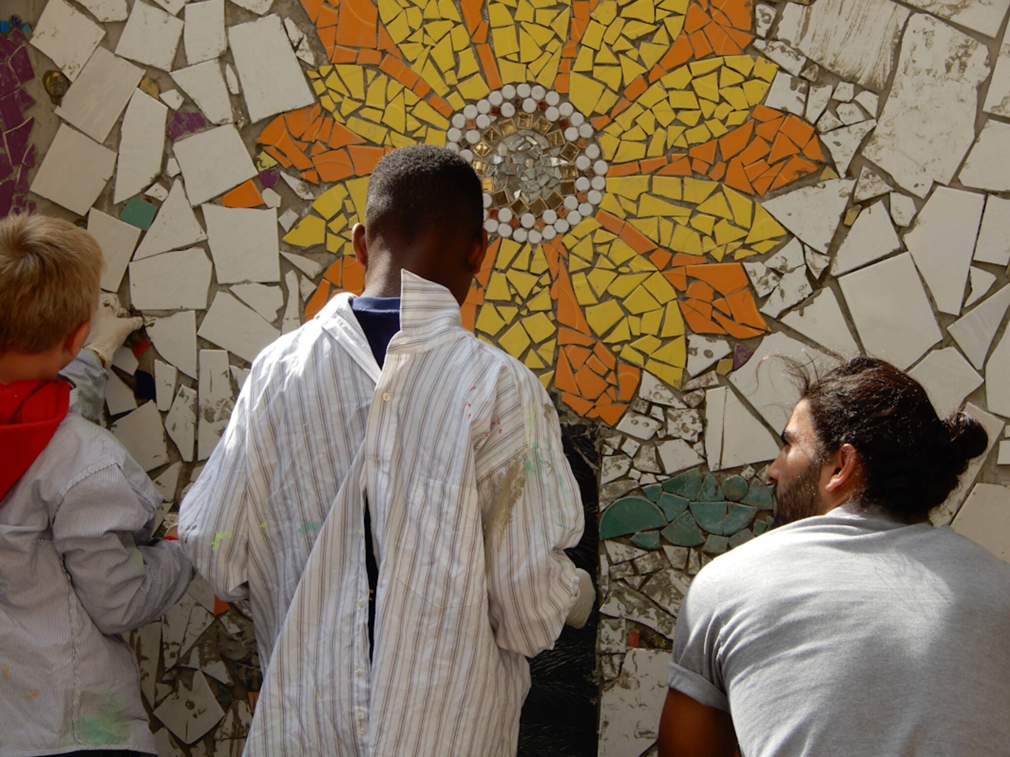 Bunte Steinchen zieren die Wand: In Zusammenarbeit mit Colorrevolution ...