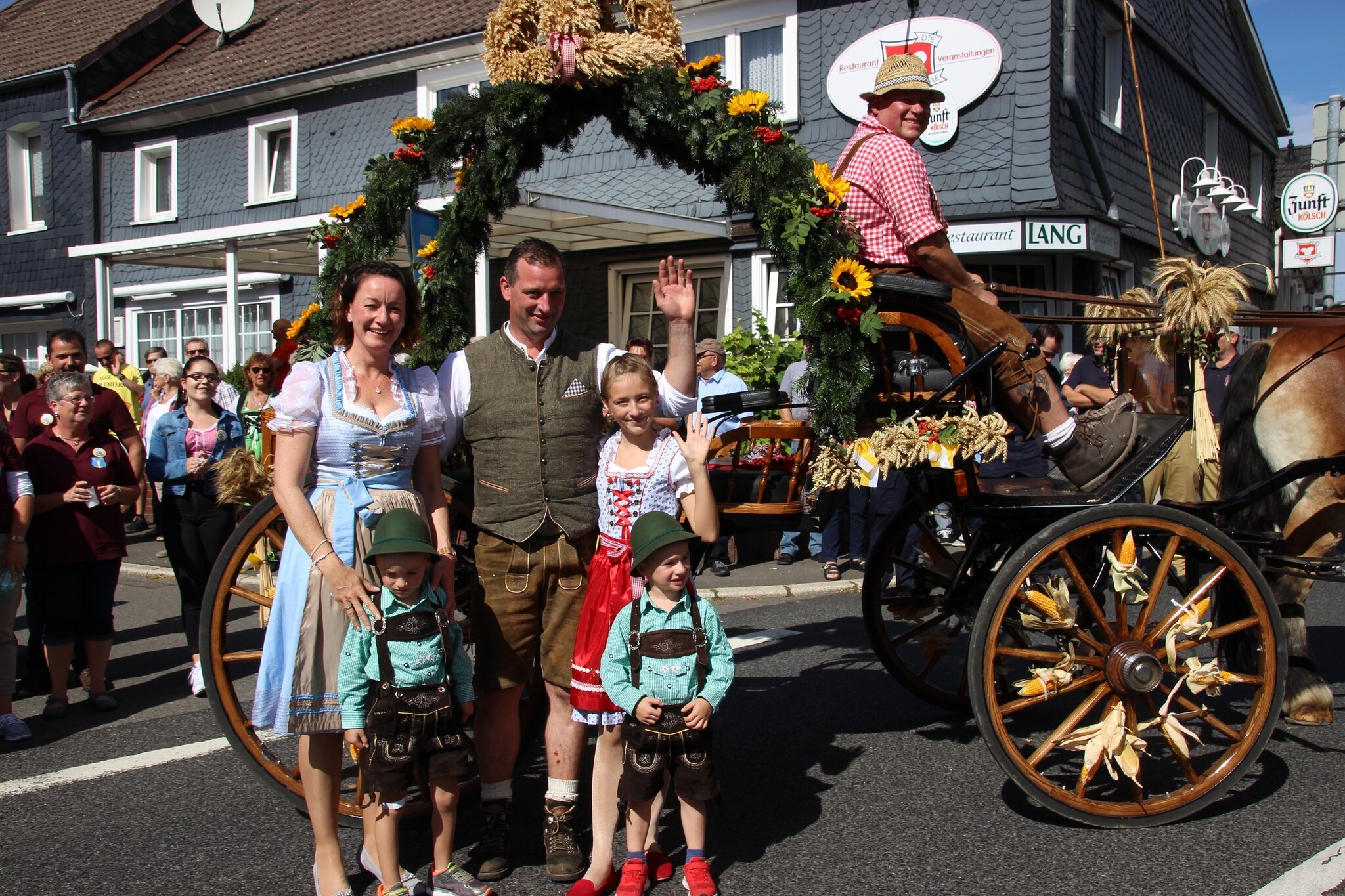 Ein sonniger Erntezug: Inga und Peter Lutter neues Erntepaar in ...