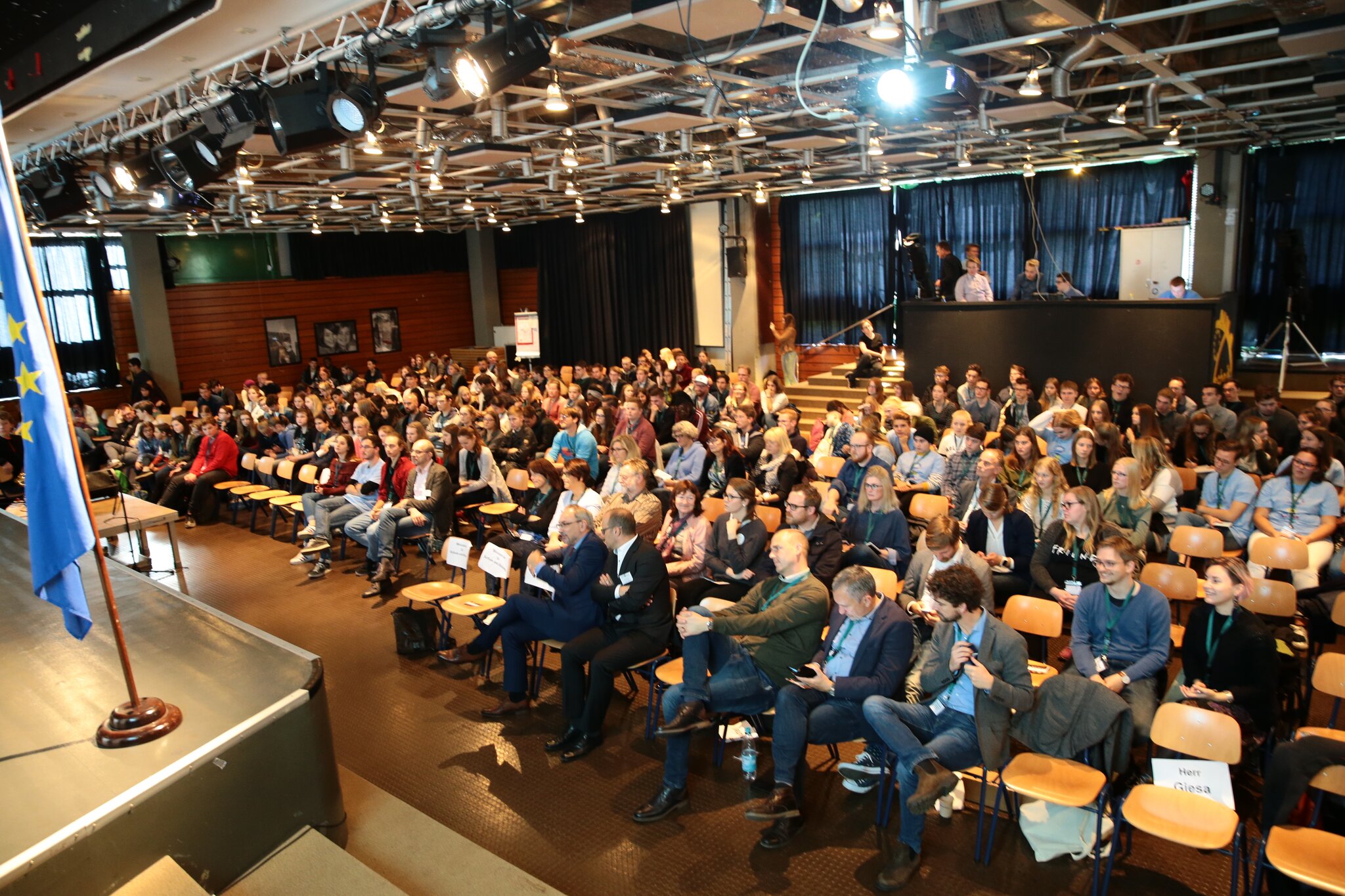 Mehr als 280 Zeichen: 4. NRW-Demokratietag in der Europaschule in ...