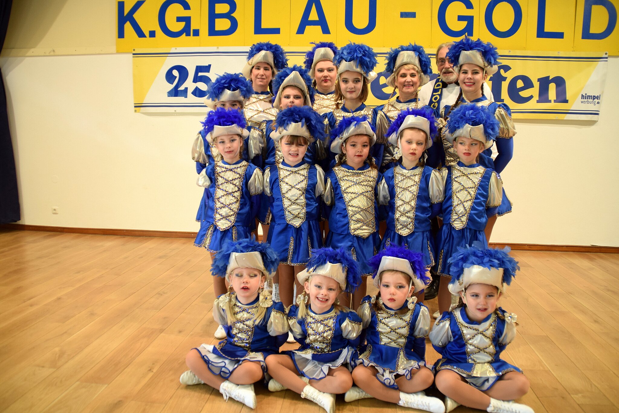 Schungvolles Gardetreffen in Widdig: Über 20 Gruppen auf der Bühne ...