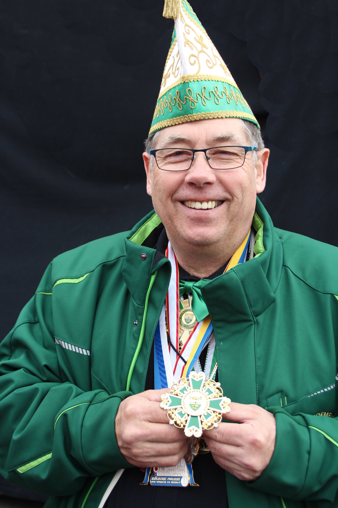 Ein neuer Orden für den Chef: Peter Besgen wurde von seinem Team geehrt ...