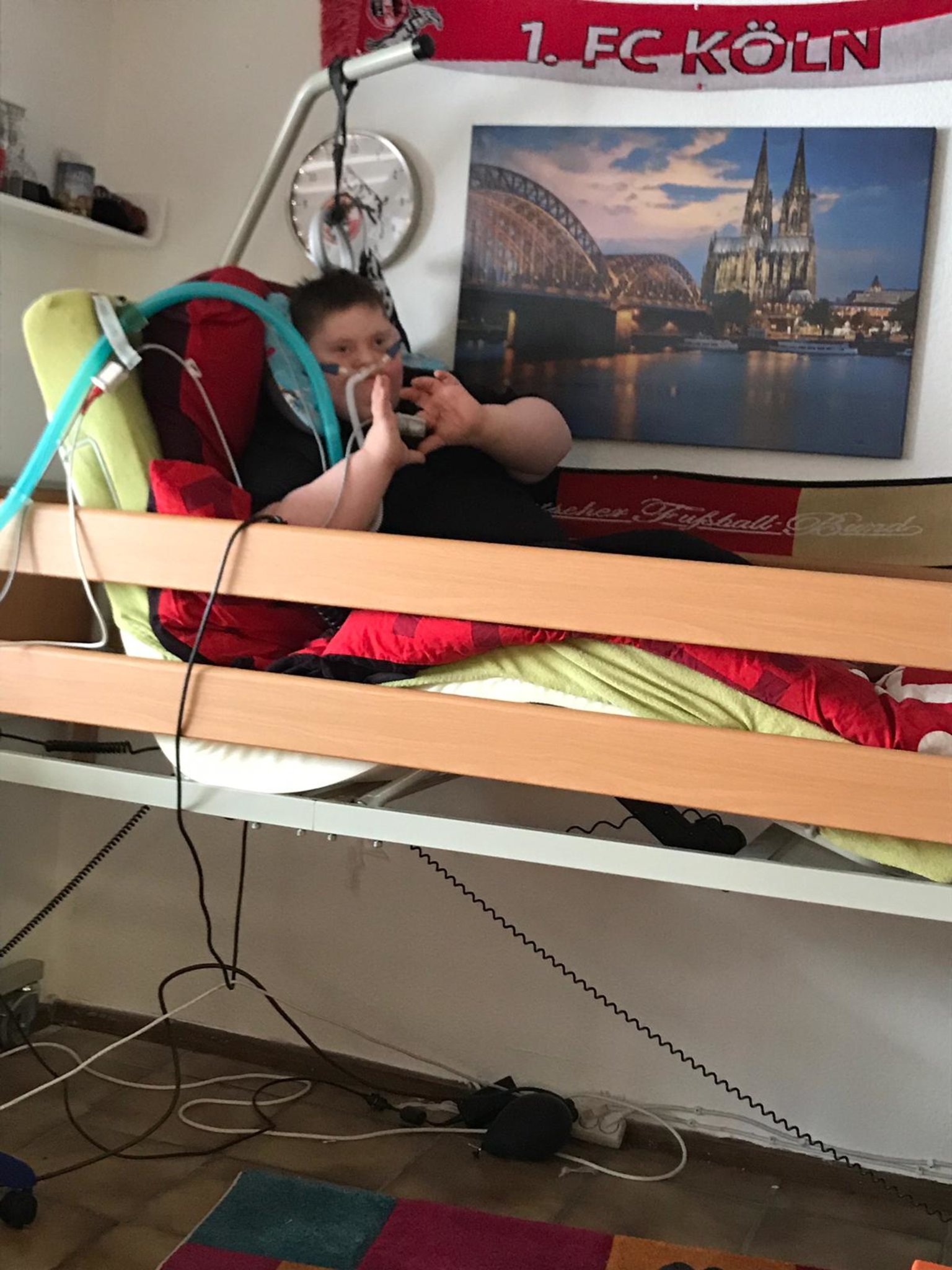 Dennis aus Hürth trifft seinen größten Fan: Der kleine Jonas aus ...