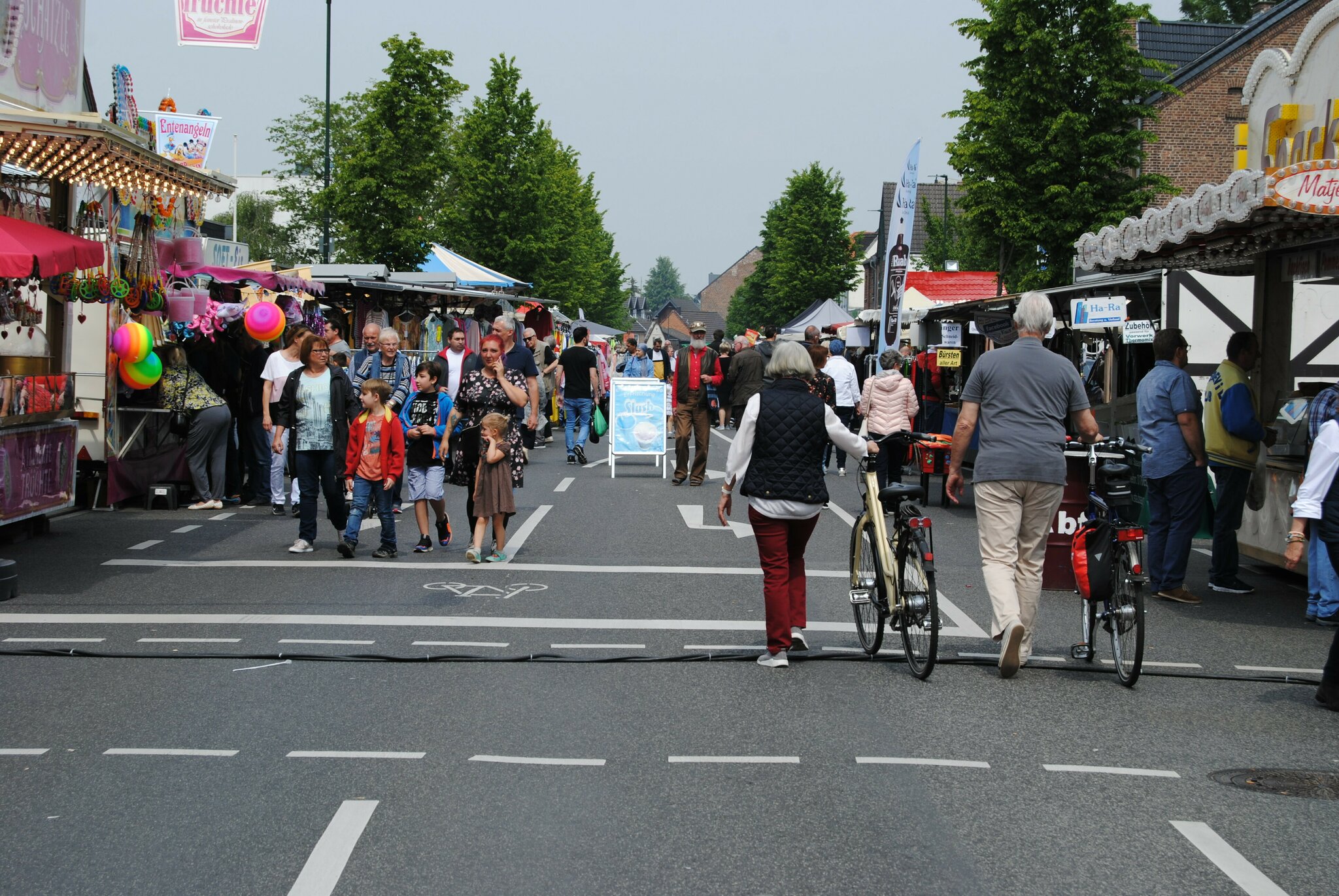 Maimarkt mit vielen Angeboten: IWG Sindorf freute sich über viele ...