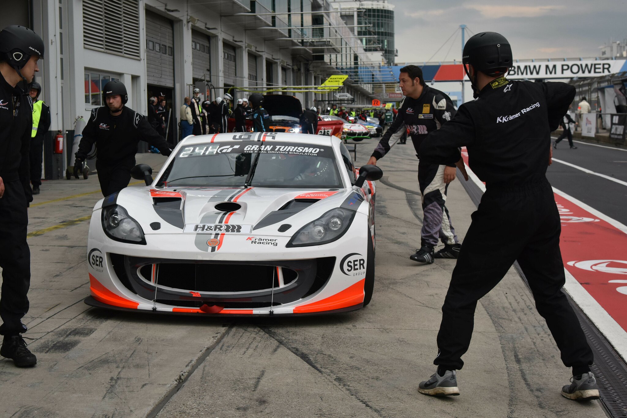 KKrämer Racing auf dem Podium: Qualifikationsrennen für das 24h-Rennen