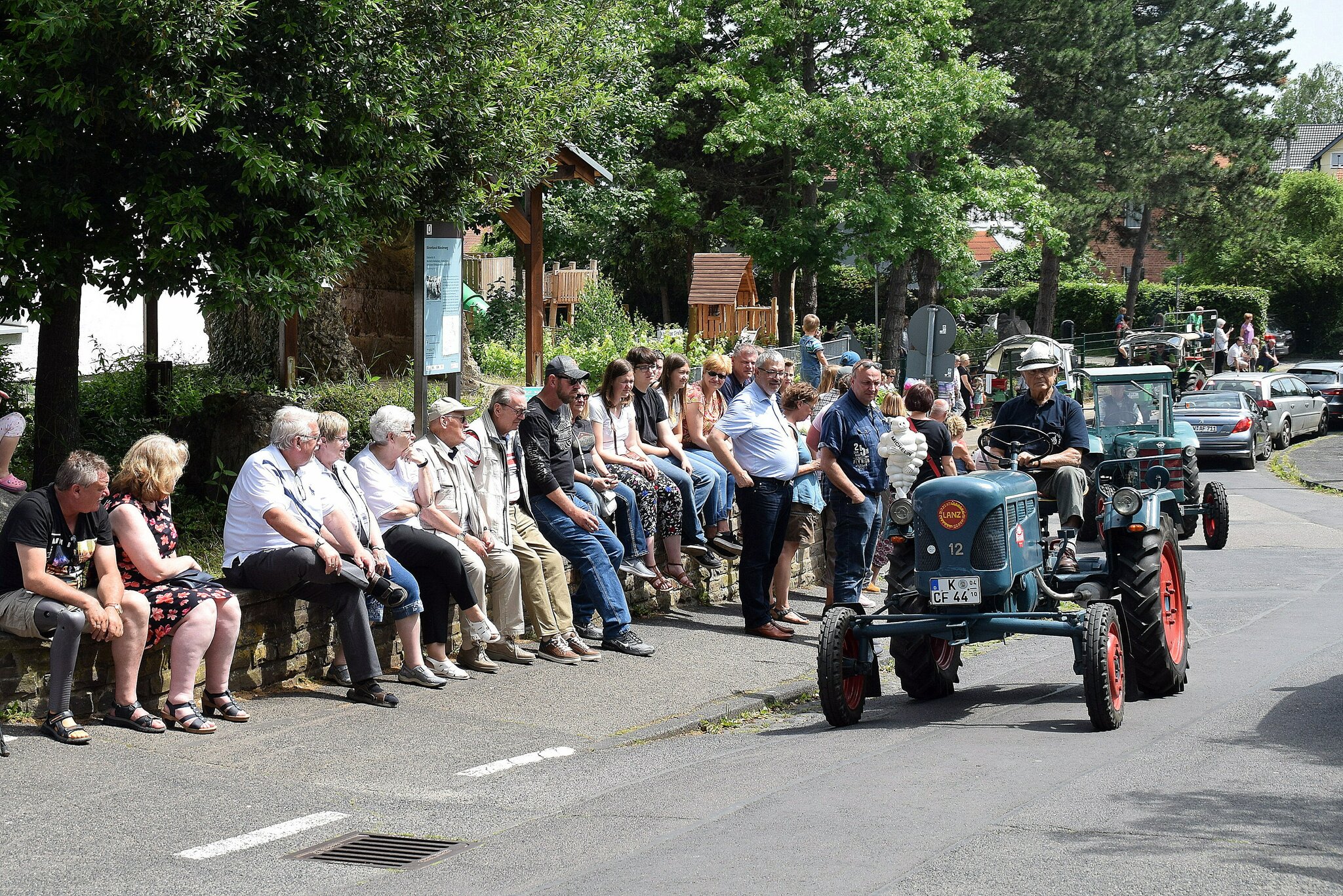 Oldtimertreffen in Walberberg: Rund 200 historische Traktoren, Pkw und Zweiräder - Bornheim