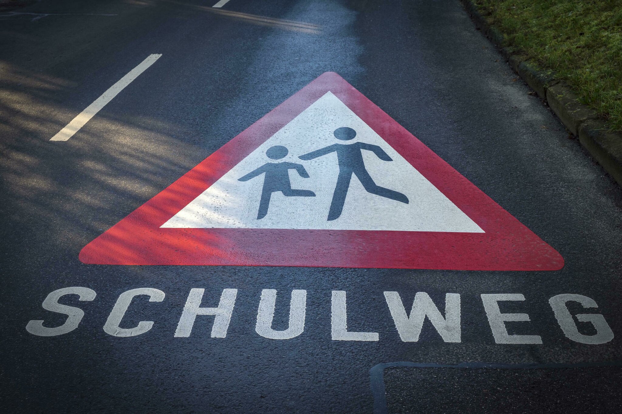 Ein Vorbild sein: Eltern sollten mit ihren Kindern den Schulweg gut ...