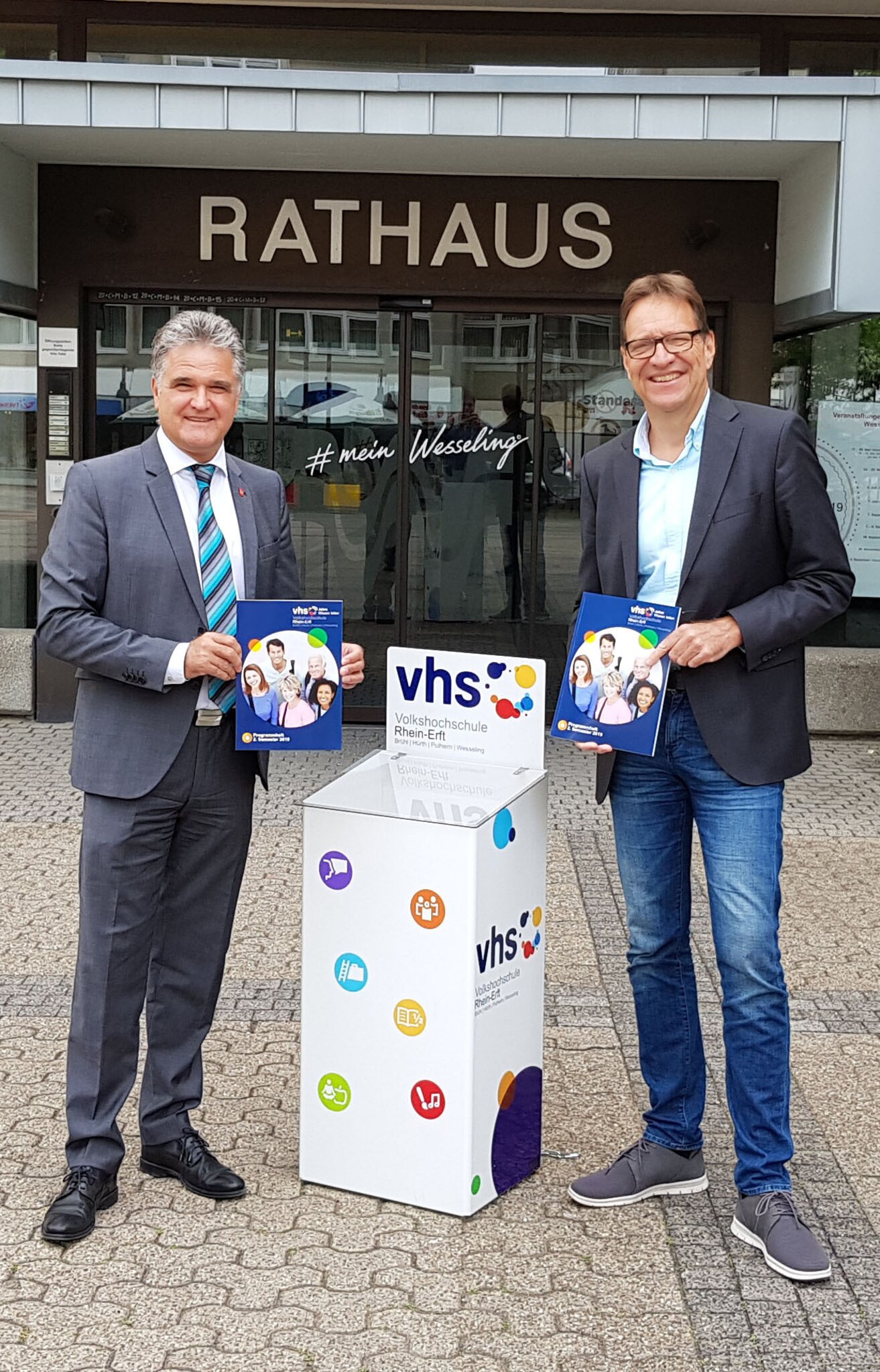 100 Jahre Volkshochschulen: VHS-Hefte liegen in neuen Verteilboxen ...