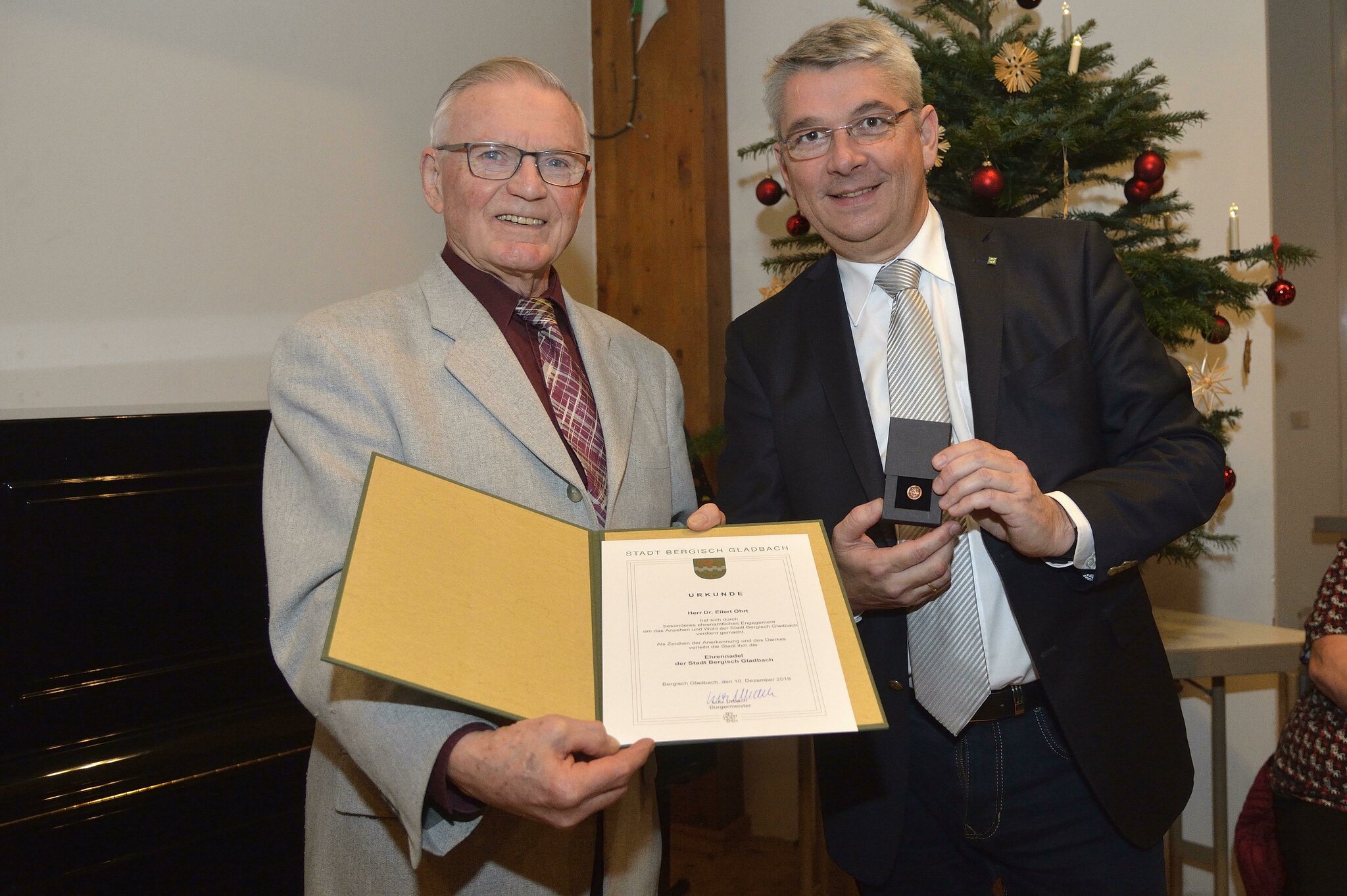 „Wandelndes Gartenlexikon“: Dr. Eilert Ohrt mit der Ehrennadel der ...
